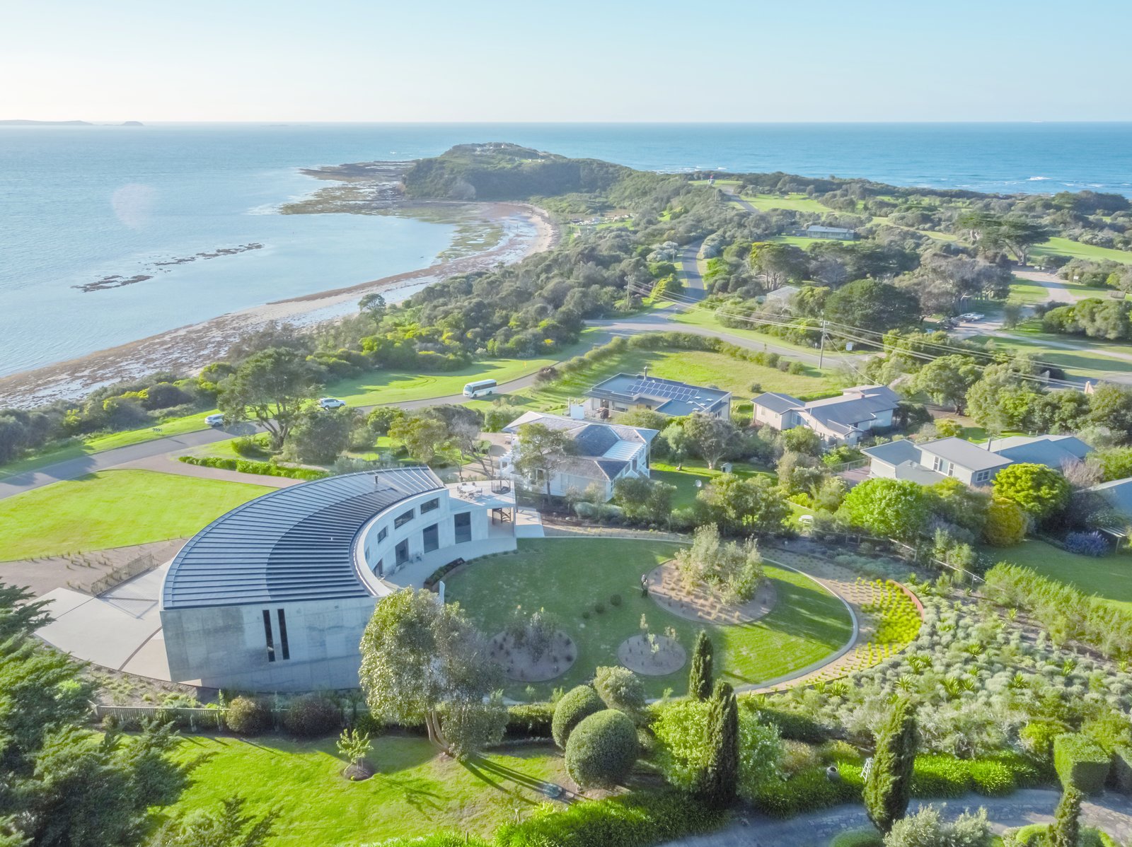 Photo 2 of 15 in A Curving Coastal Home in Australia Mimics the ...