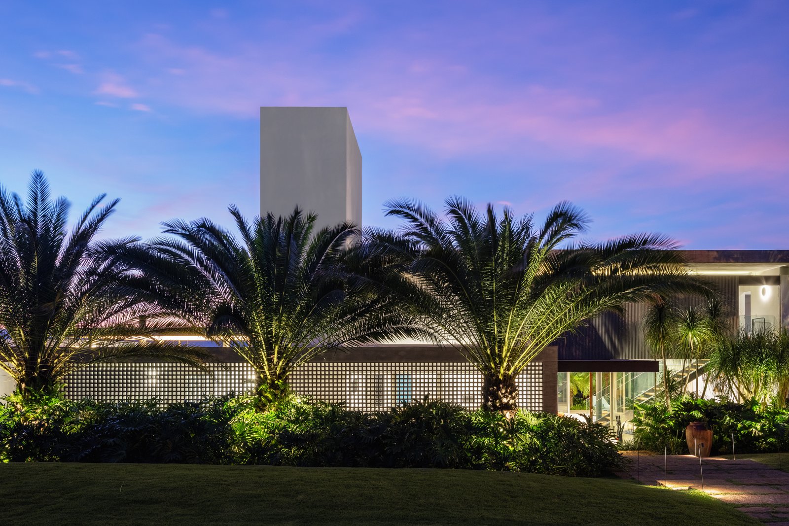 Photo 5 of 15 in 14 Best Tropical Modern Homes That Upgrade the Island ...