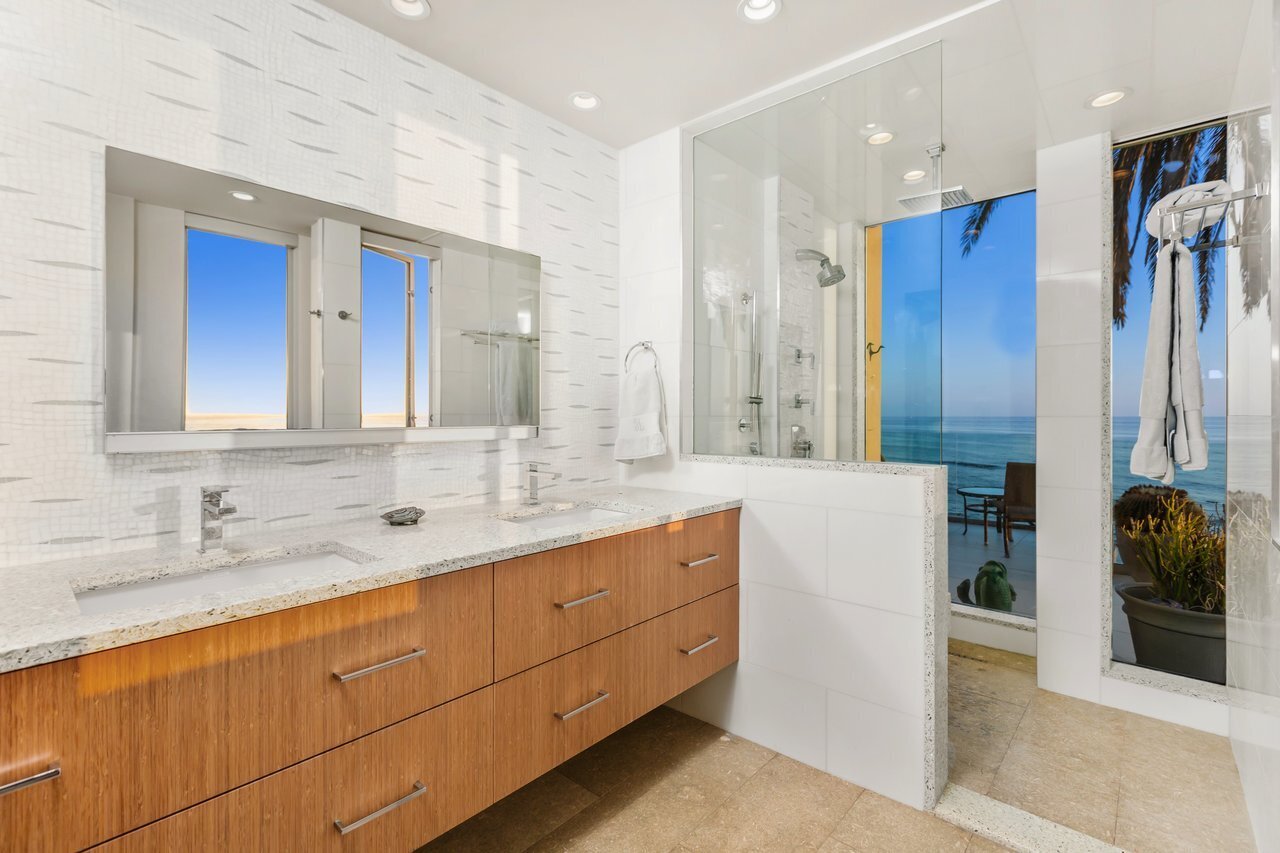 Photo 16 of 18 in Villa Delfino | Oceanfront Zen by Michelle Serafini - Dwell