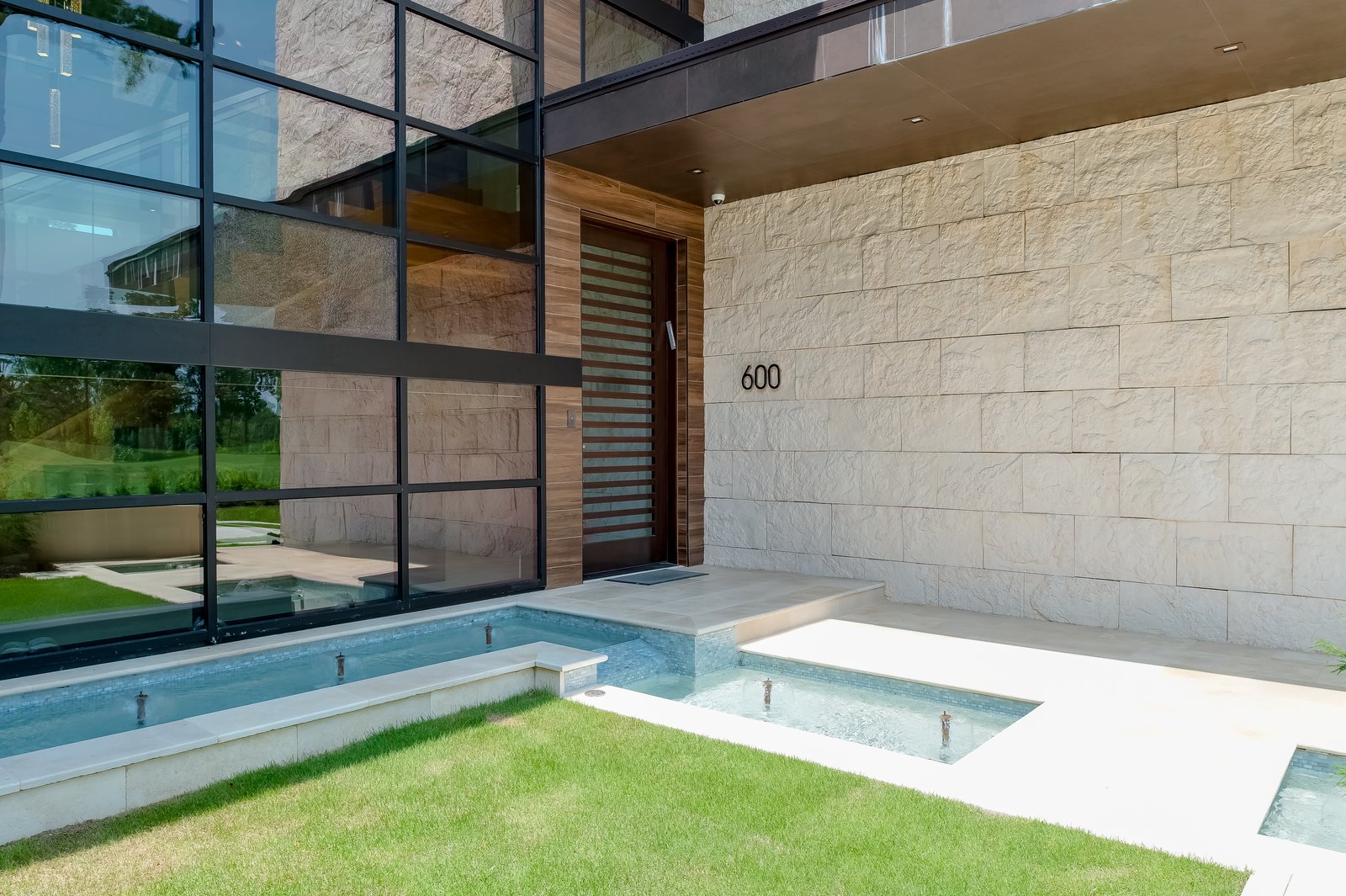 Photo 2 of 19 in The Bridges House by Virginia Pizzi - Dwell