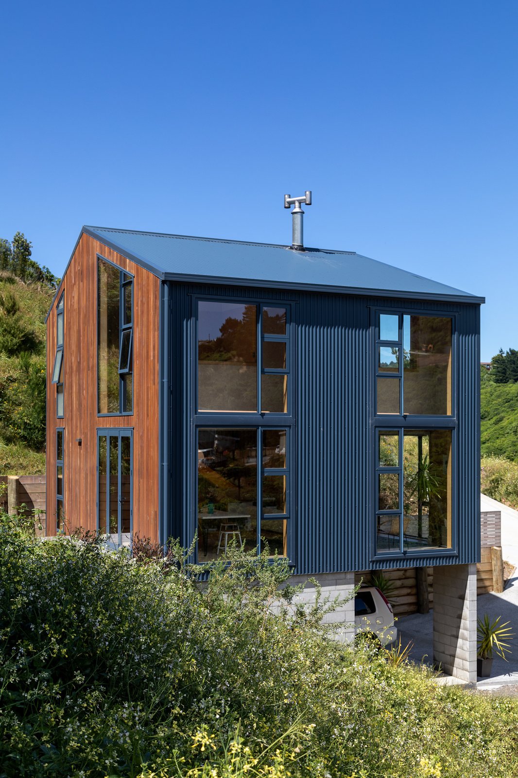 Photo 2 of 23 in This Compact New Zealand Home Uses Low-Cost Materials ...