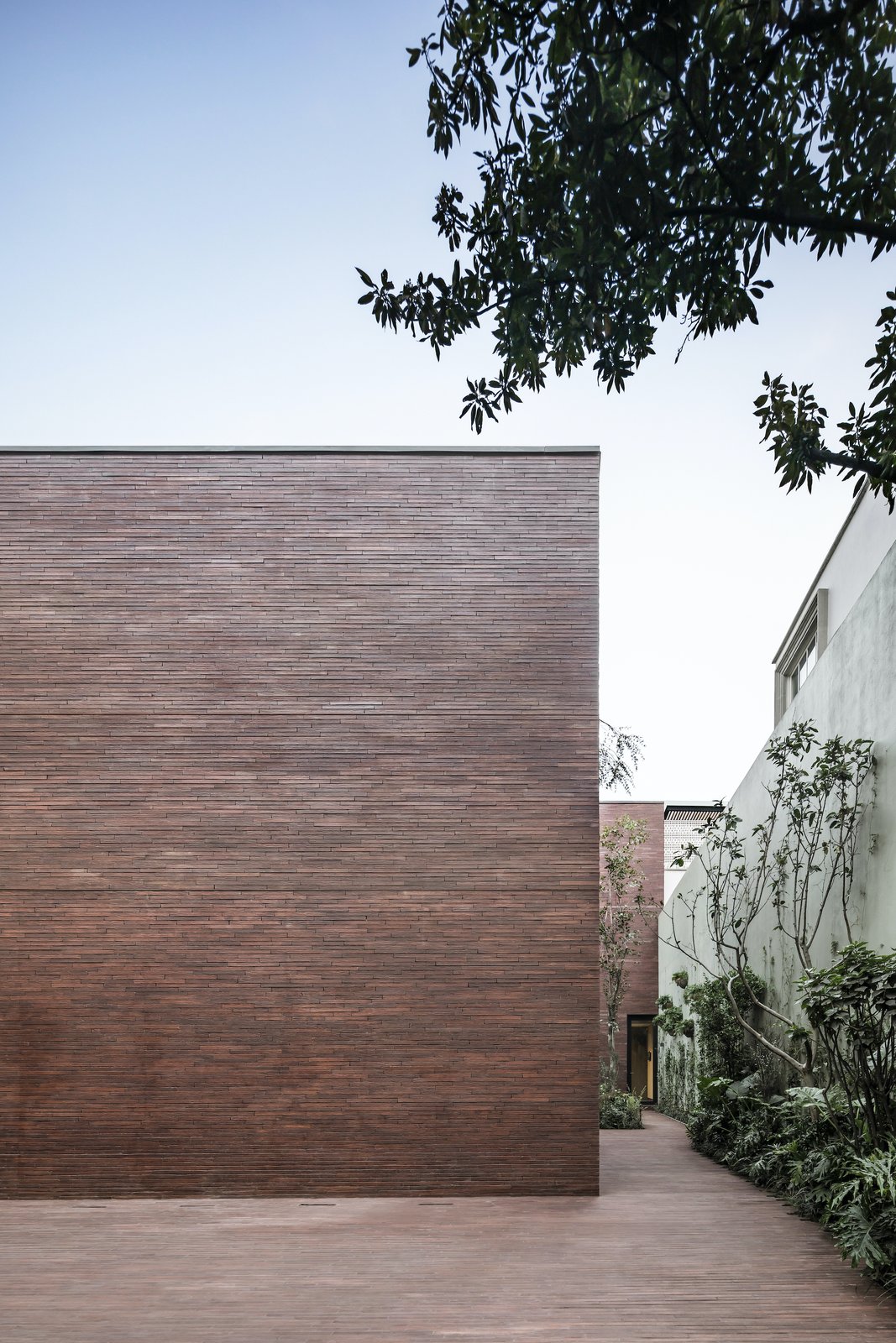 Photo 4 of 18 in An Introspective Brick Home in Mexico City Wraps ...