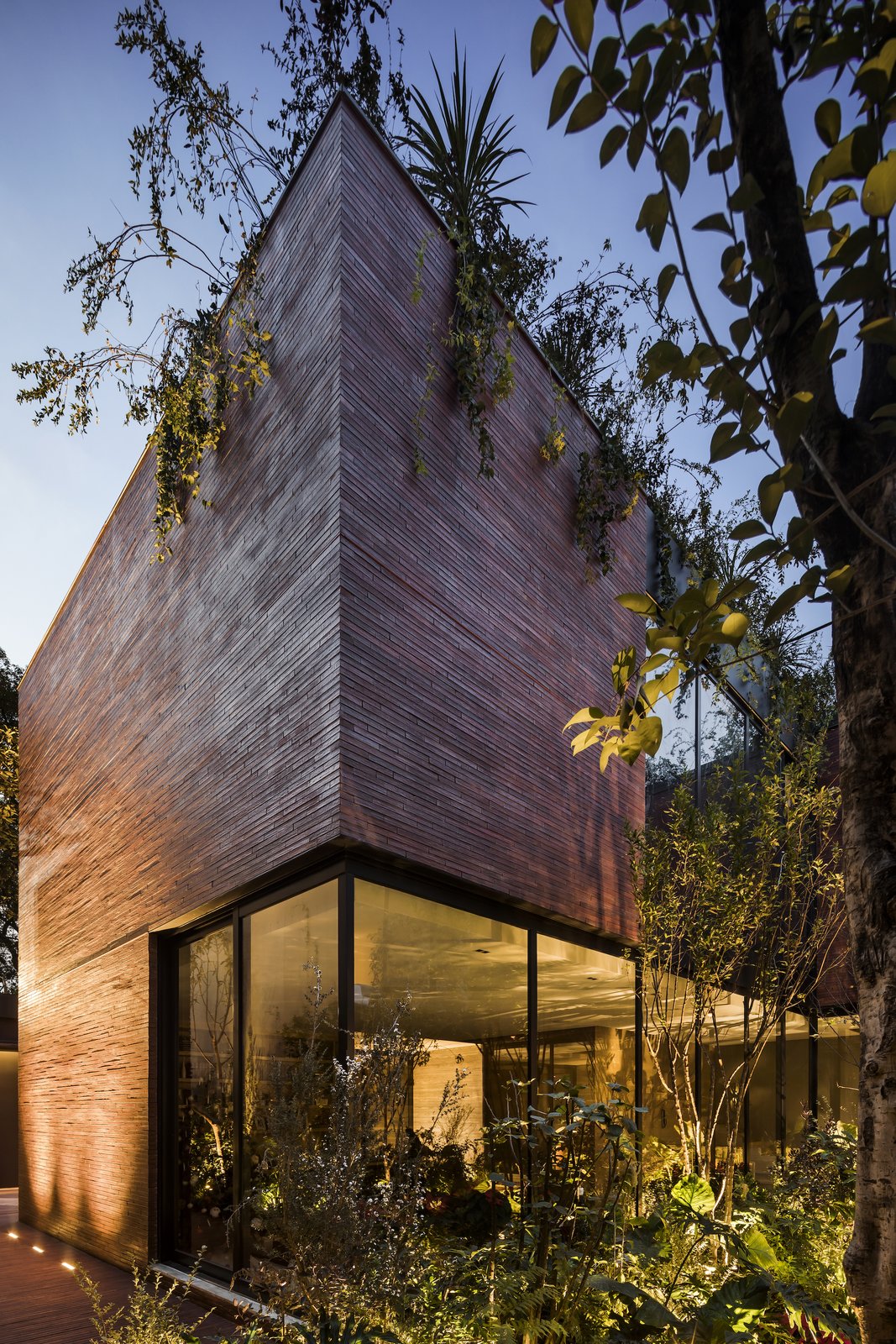 Photo 14 of 18 in An Introspective Brick Home in Mexico City Wraps ...