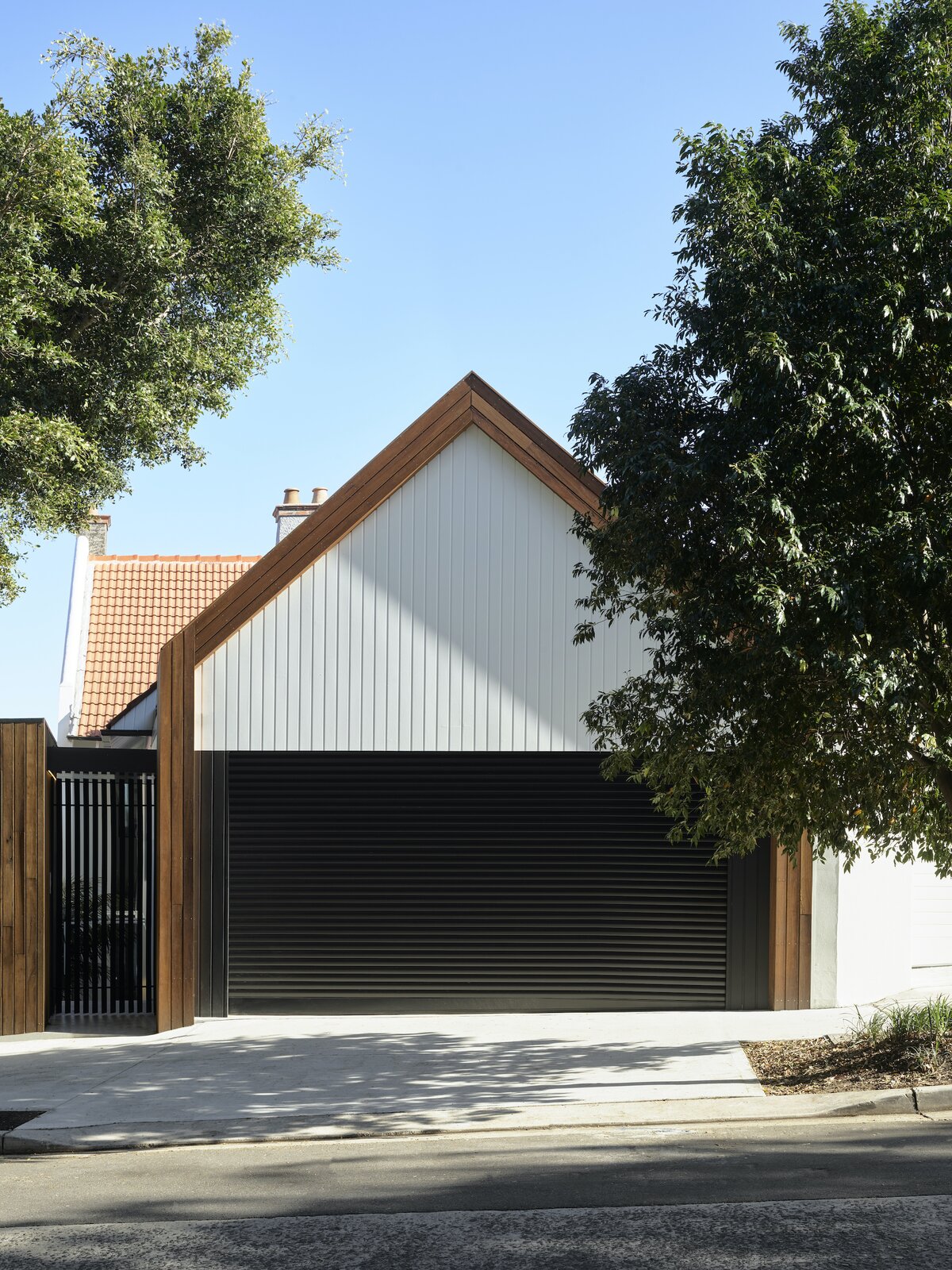 Photo 2 of 23 in A Curvaceous Revamp Fills a Dark Sydney Terrace House ...