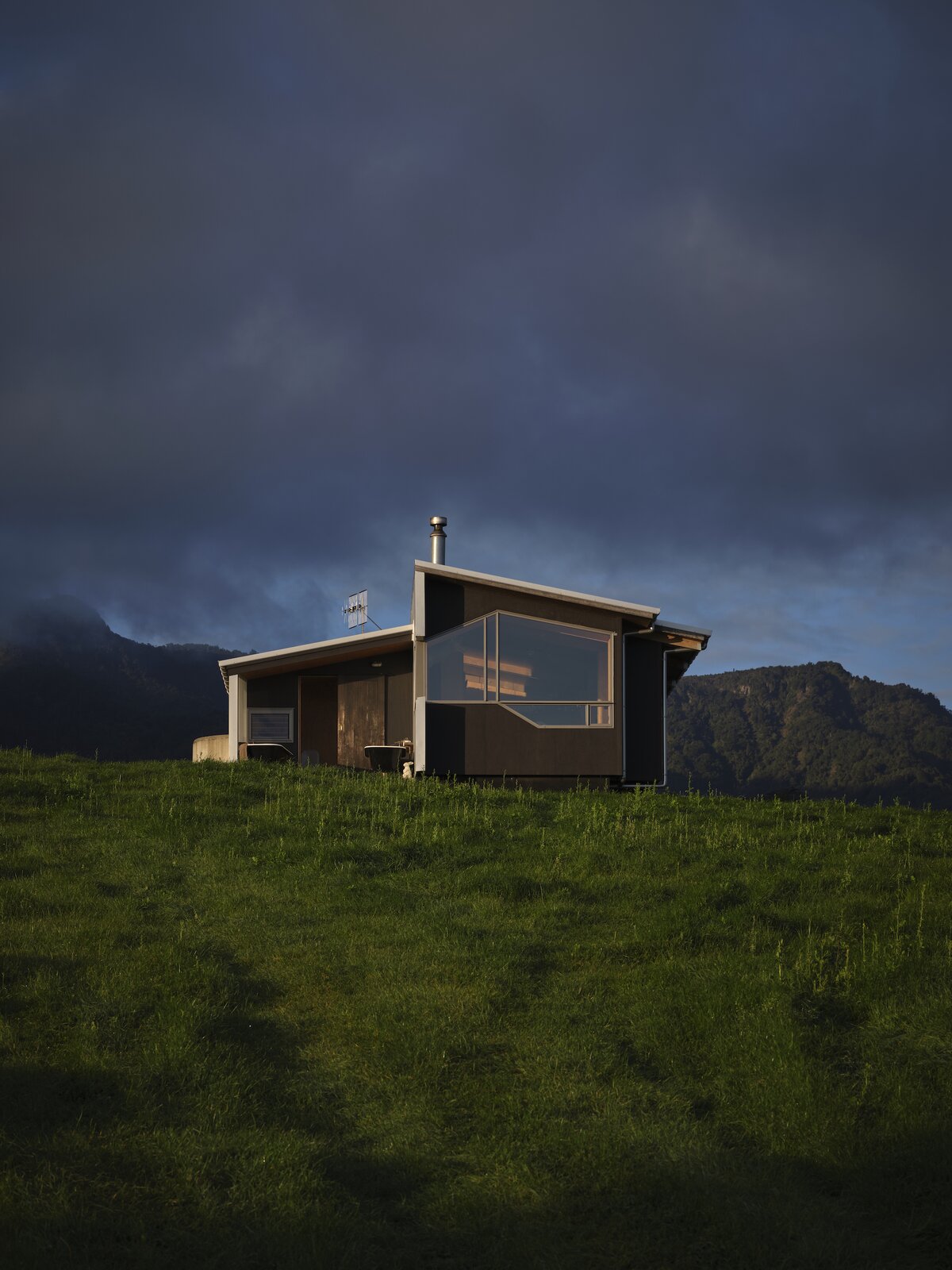 Photo 3 of 19 in A Remote Cabin in New Zealand Celebrates Affordable ...