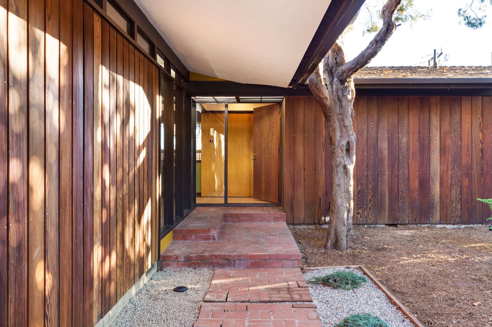 Photo 9 of 23 in A Glowing Midcentury by Jack Corey Asks $1.8 Million ...