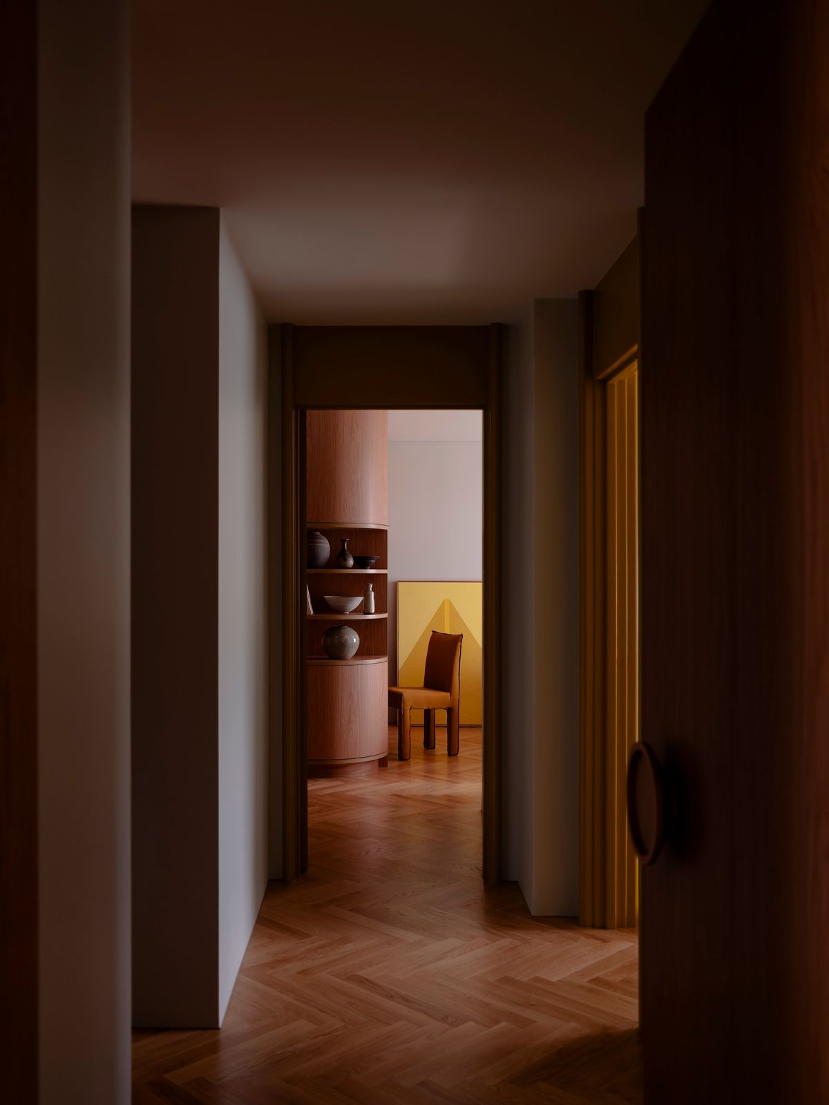 Photo 16 of 19 in A Golden Thread Runs Through This Sydney Apartment ...