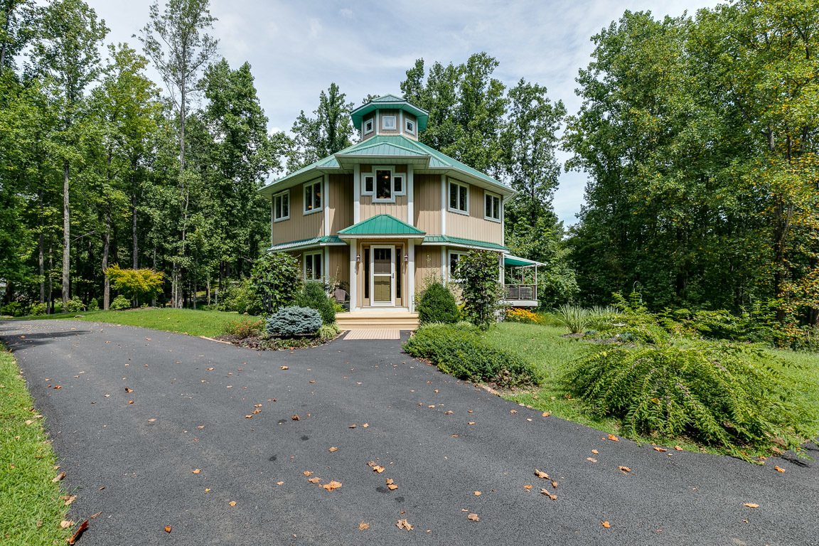 A Contemporary Octagon Residence Surrounded by Nature. Modern Home on Dwell