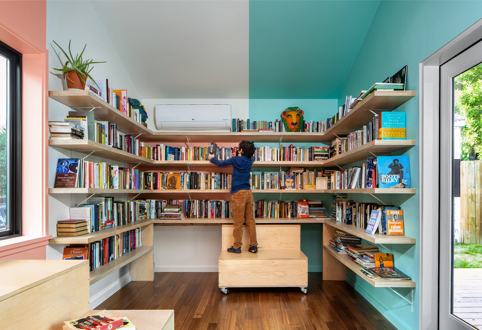 Photo 6 of 10 in High Schoolers in Seattle Build a Tiny Library That ...