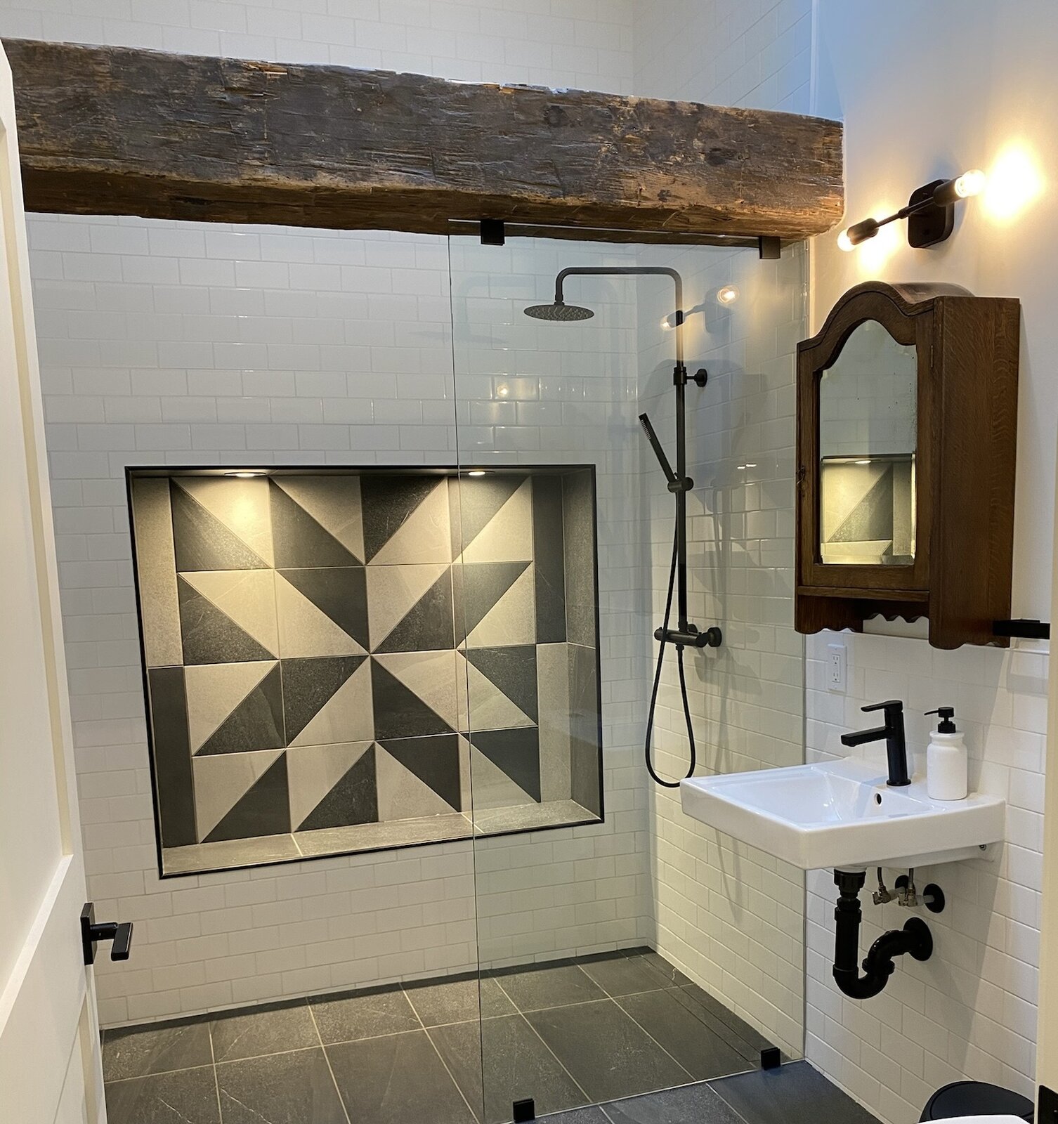Photo 3 of 11 in The Dainard Farmhouse 1825 by Andre Albinati - Dwell