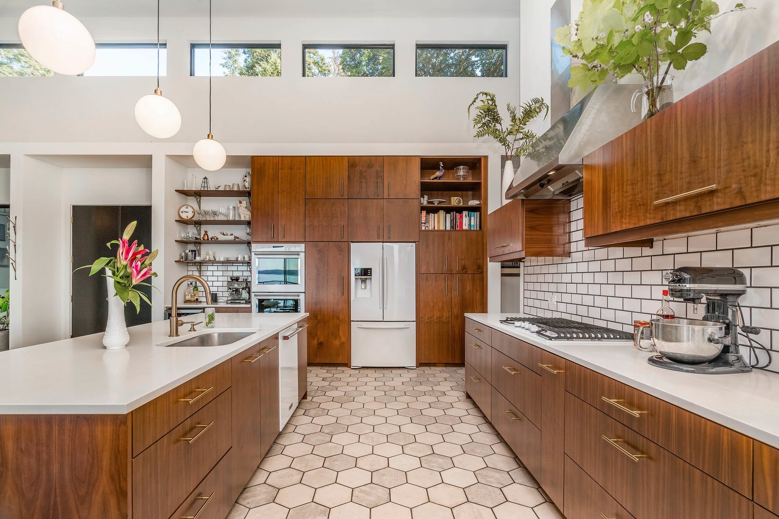 Photo 4 of 9 in Tolmie Edgewater Black House by COURTNEY DRENNON - Dwell