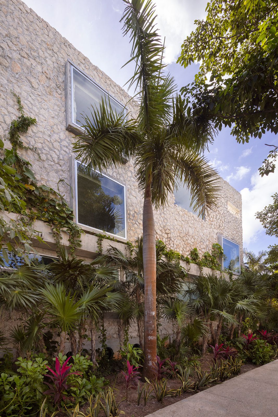 Photo 14 of 17 in This “Sea Snail” Home Is Built From Thousands of Tiny ...