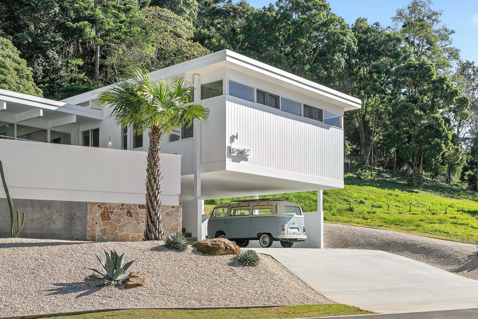 Photo 3 of 15 in An Australian Family’s Dream Home Celebrates Mies van ...