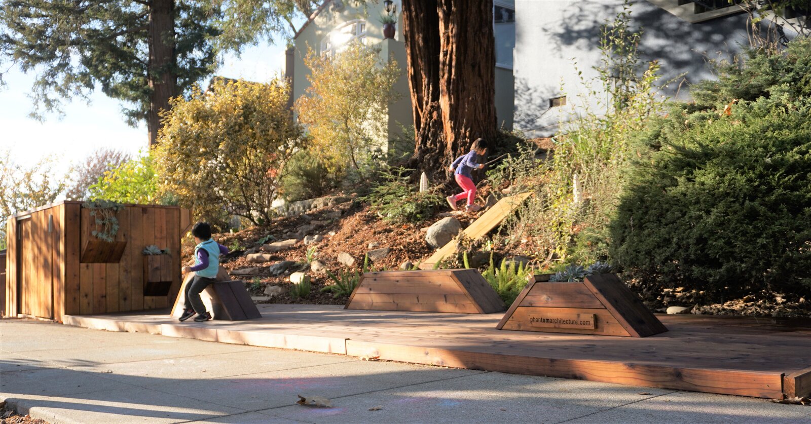 Boardwalk/Sidewalk Garden (5 Photos) - Dwell