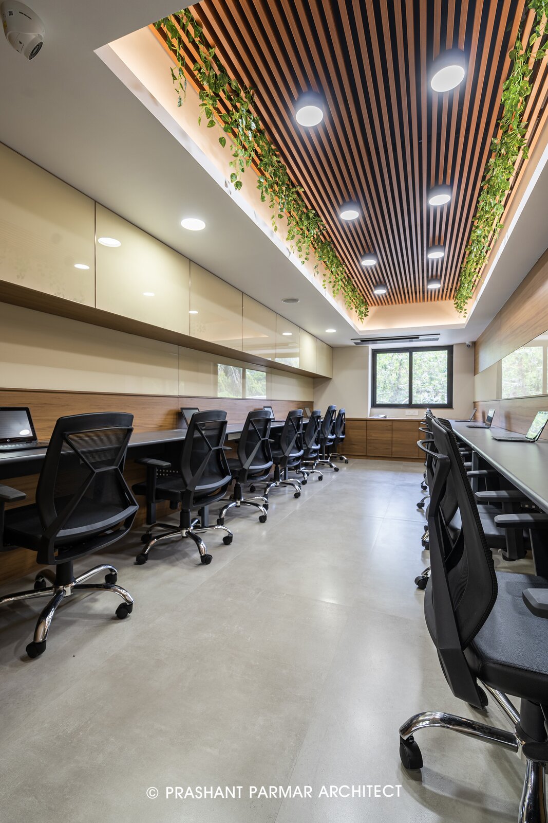Photo 13 of 30 in Modern Office Interior Design In Ahmedabad by ...