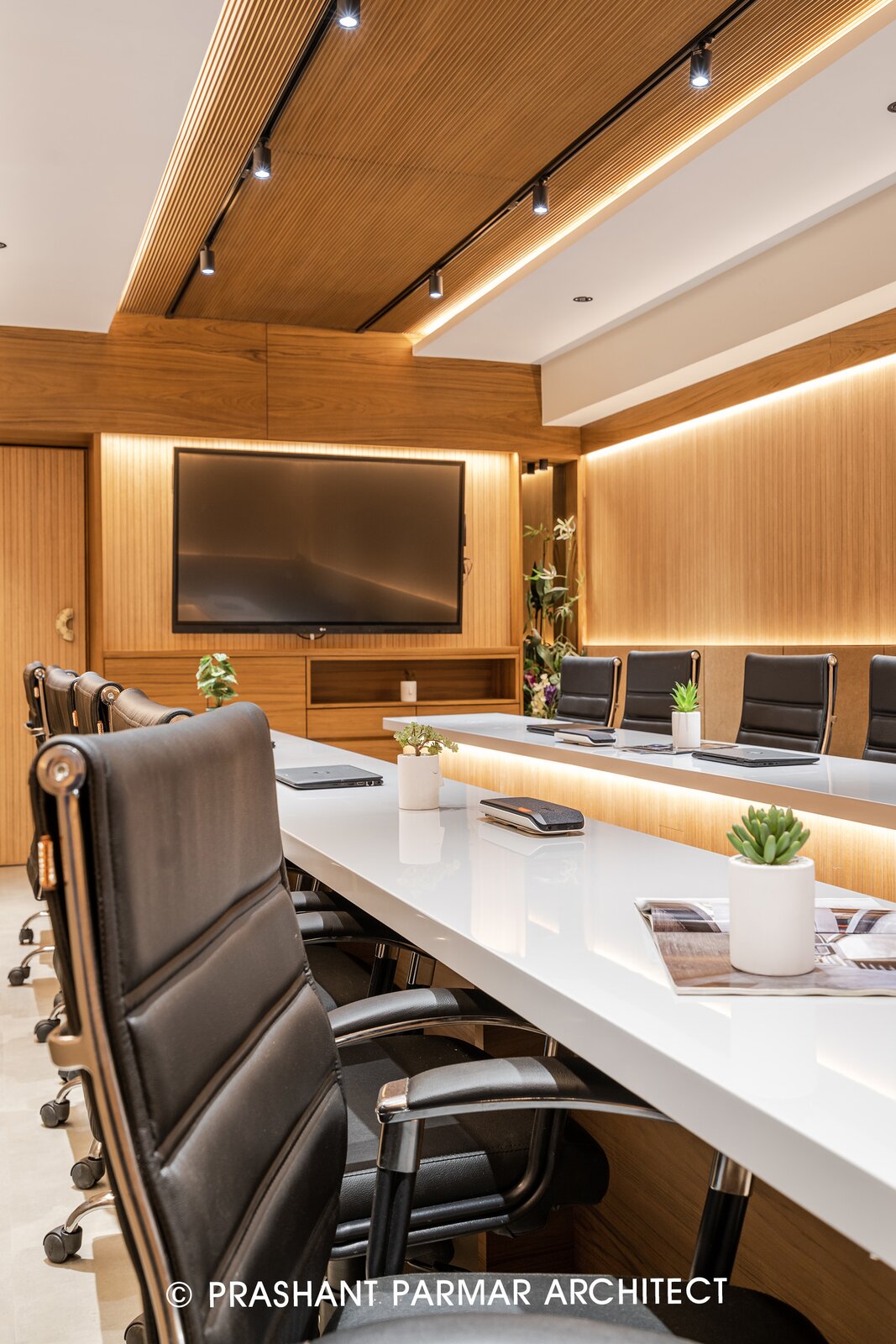 Photo 15 of 30 in Modern Office Interior Design In Ahmedabad by ...
