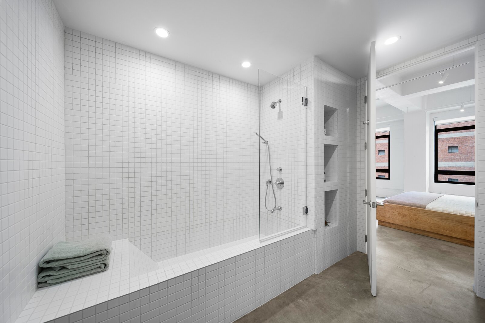 Photo 11 of 12 in Stunning Minimalist Luxury Loft in the iconic Eastern ...