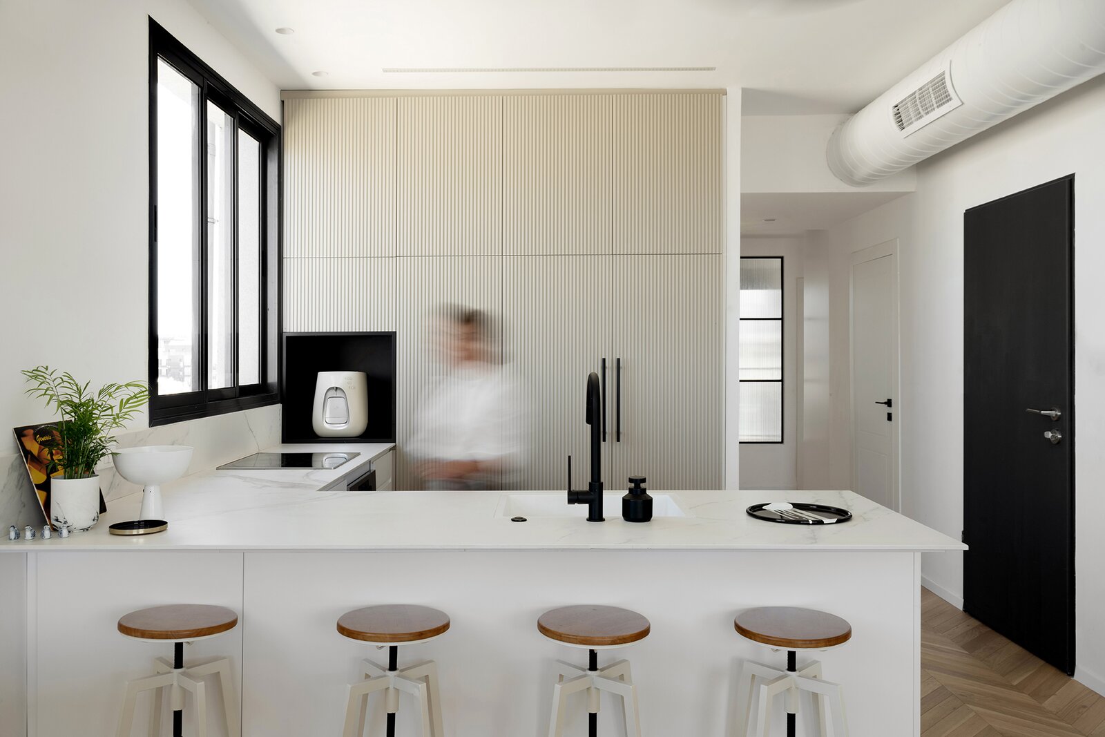 Photo 5 of 17 in A south Tel Aviv Penthouse Project by Karen Brockmann ...