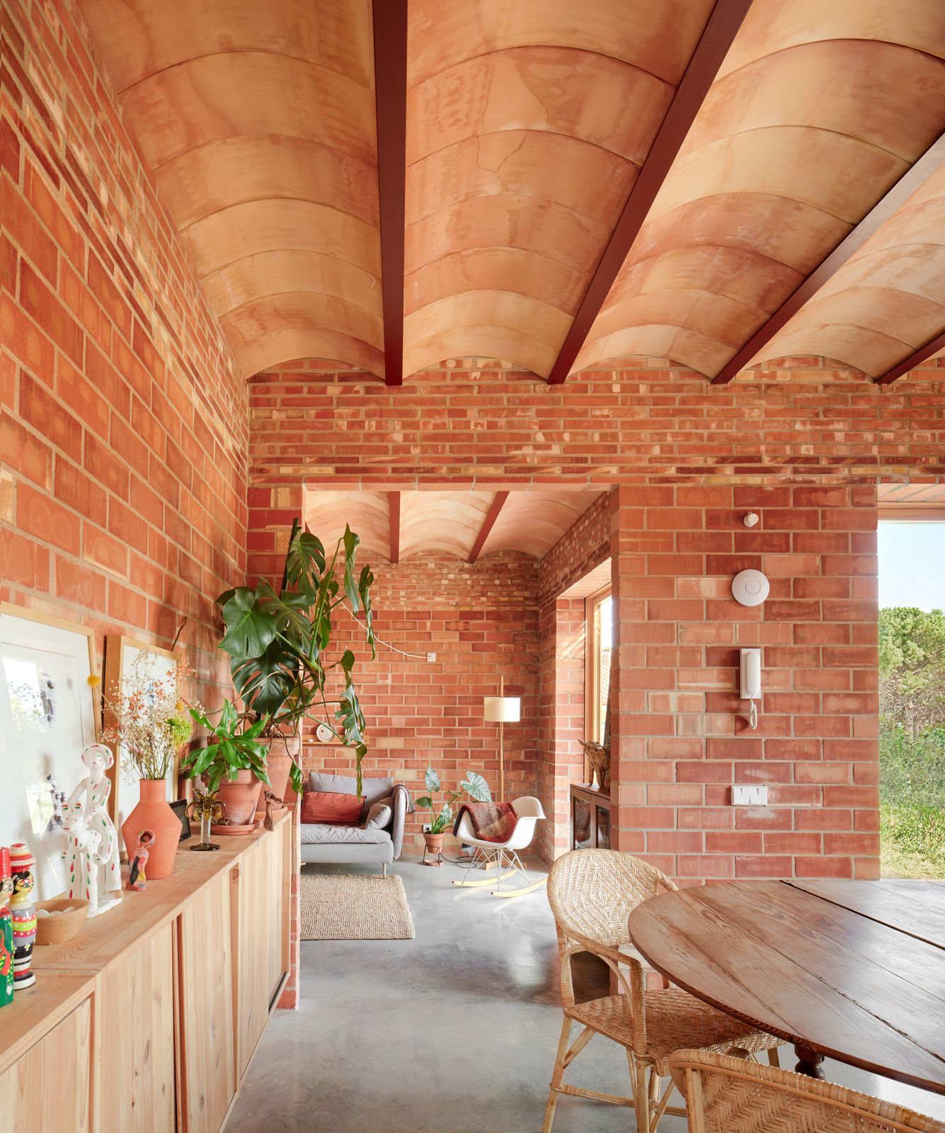 Photo 4 of 10 in There’s No Front Door at This Family Home Outside ...