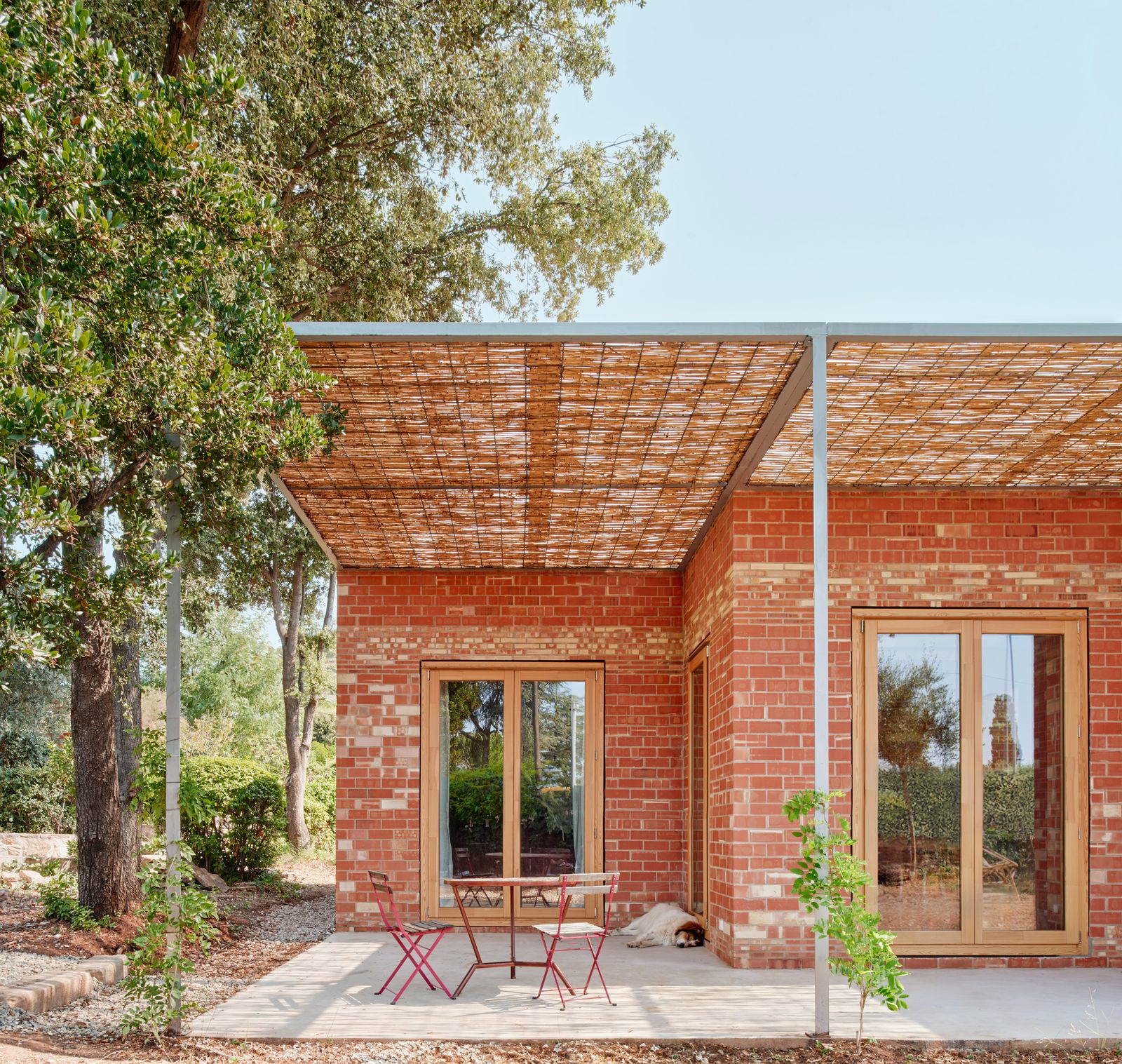 Photo 9 of 10 in There’s No Front Door at This Family Home Outside ...