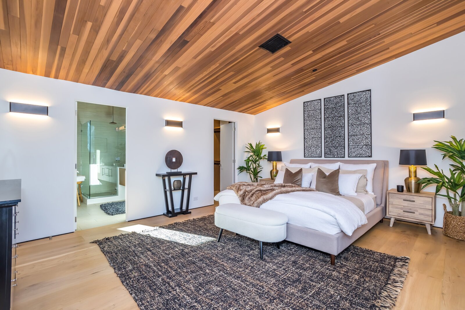 Photo 5 of 9 in A Redwood-Clad Residence Asks $2.8 Million in Venice ...