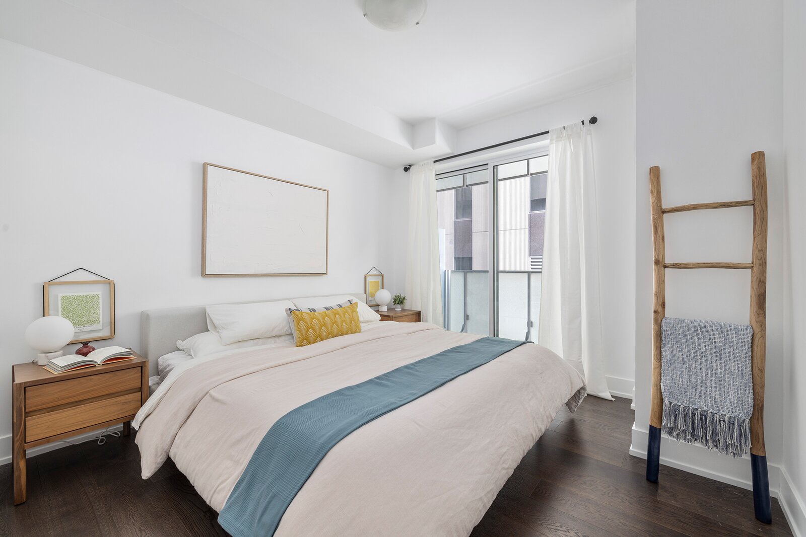 Photo 8 of 9 in Toronto flat with landmark views of the Royal Ontario ...