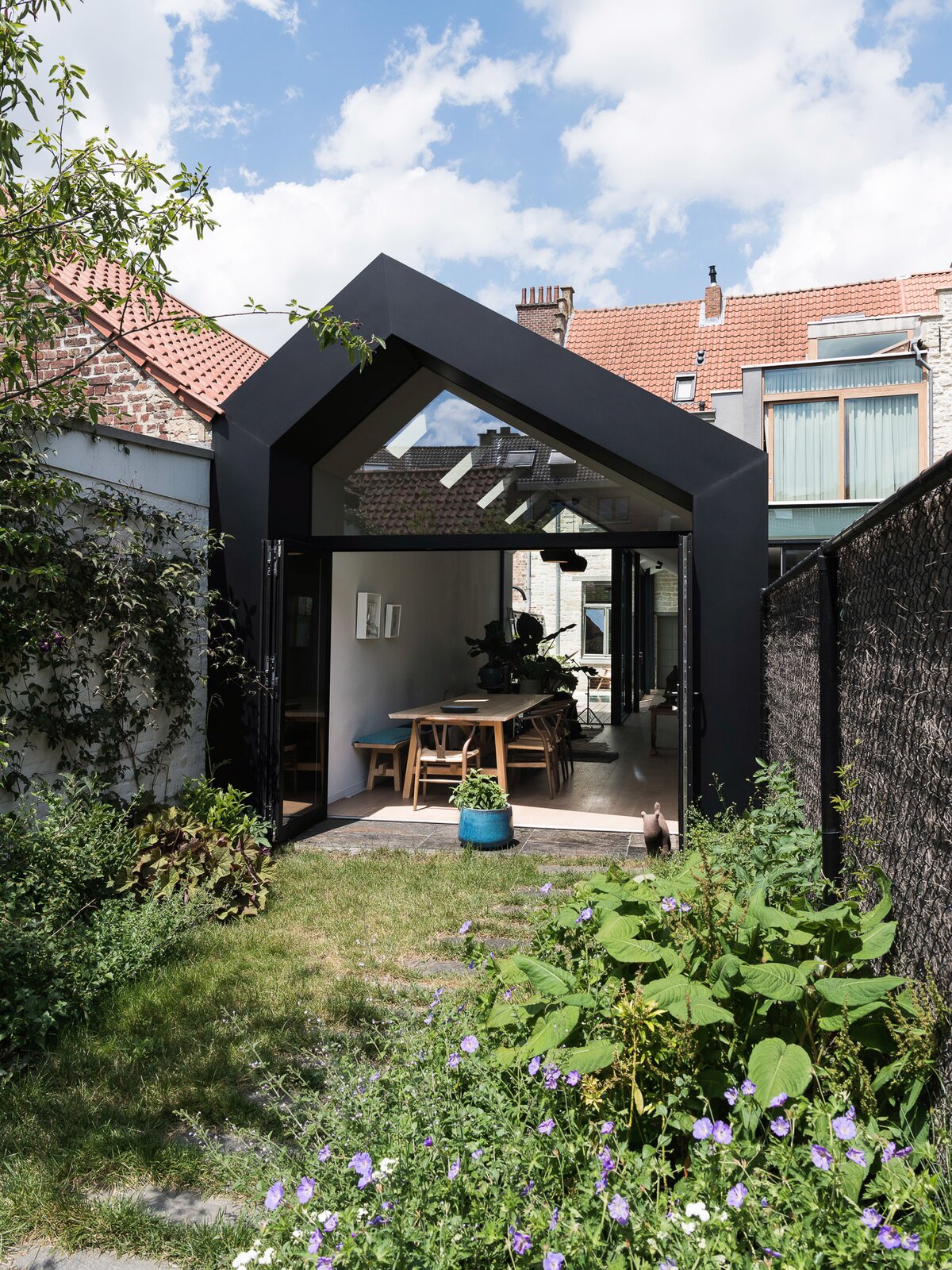 Photo 4 of 11 in An Extension With a Pool Links a Narrow Belgian Home ...