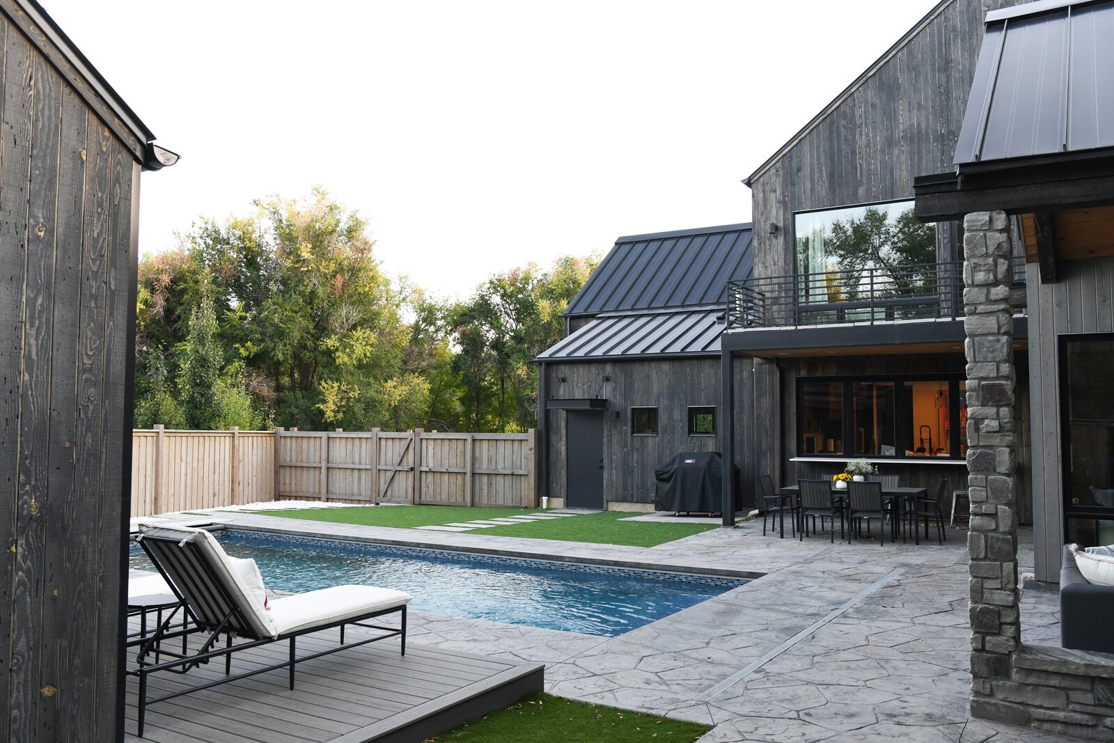 Photo 11 of 13 in Modern Boulder Backyard with Pool House by Yardzen ...