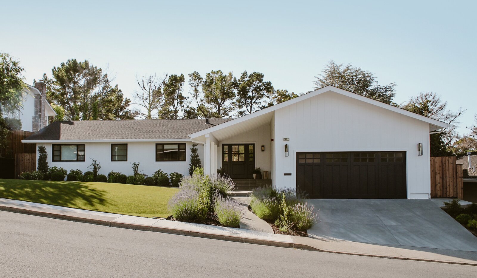 Photo 3 of 9 in Burlingame Modern Farmhouse Rancher by Yardzen - Dwell