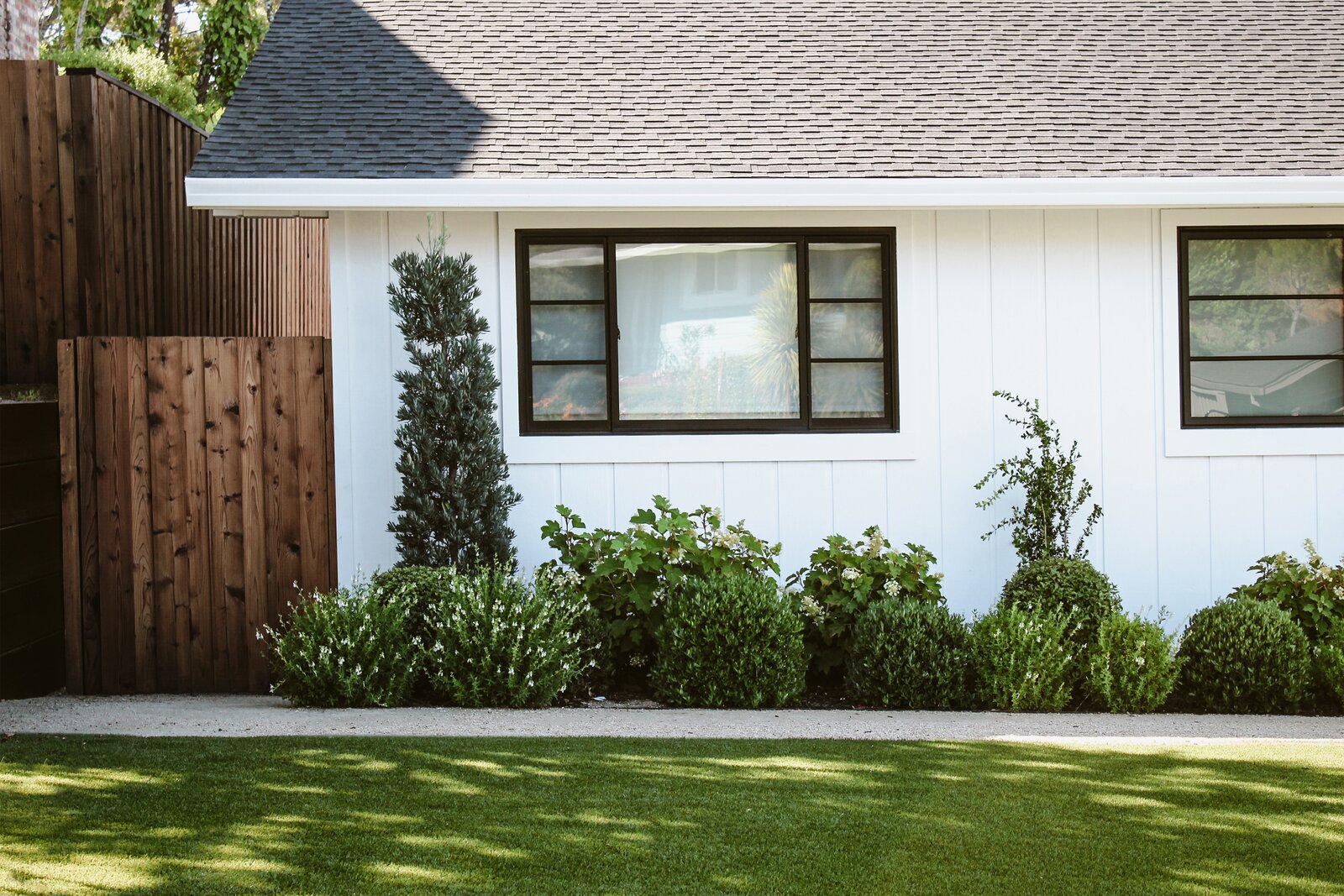 Photo 8 of 9 in Burlingame Modern Farmhouse Rancher by Yardzen - Dwell