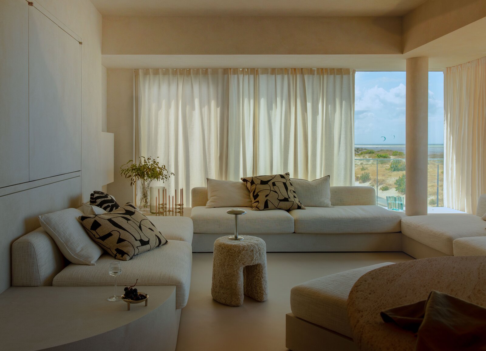 Photo 9 of 13 in Oceanfront apartment by TJIP interior architects by ...