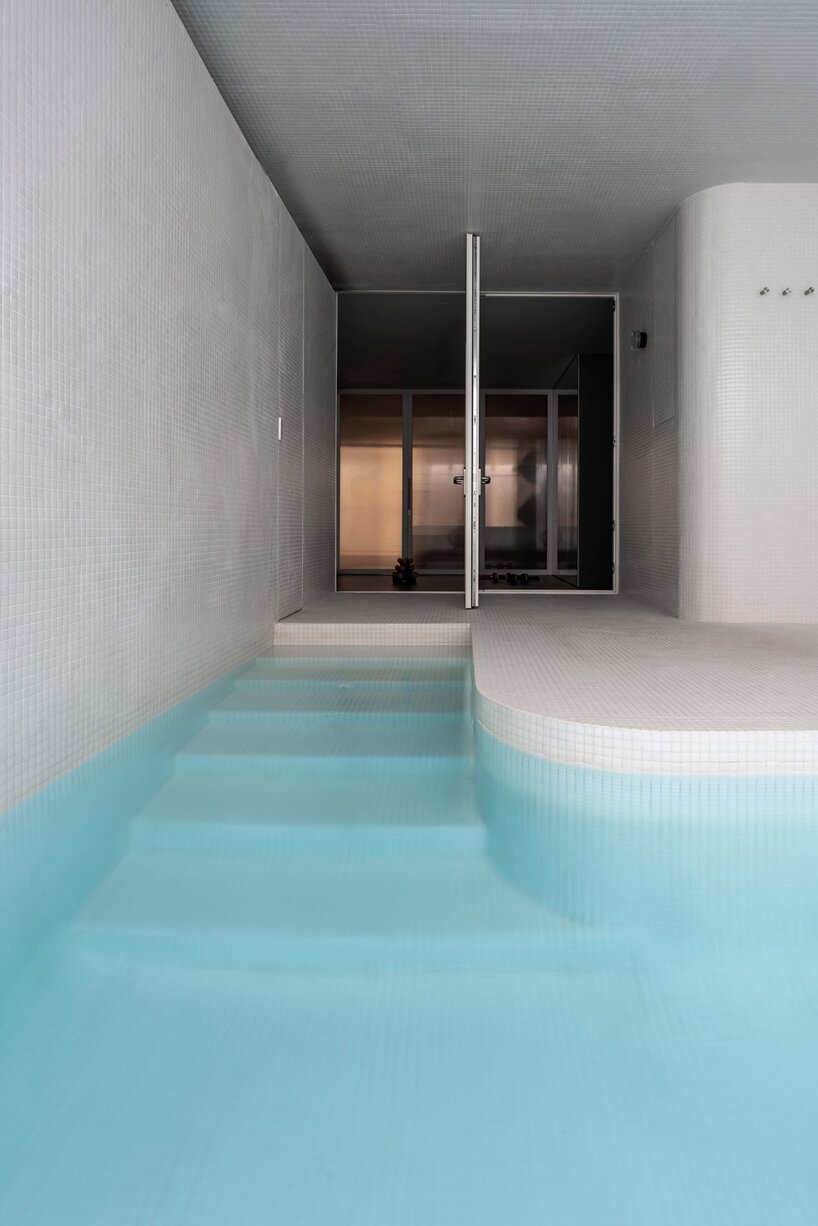 Photo 8 of 19 in A SMALLER SPLASH! by PACHON PAREDES - Dwell