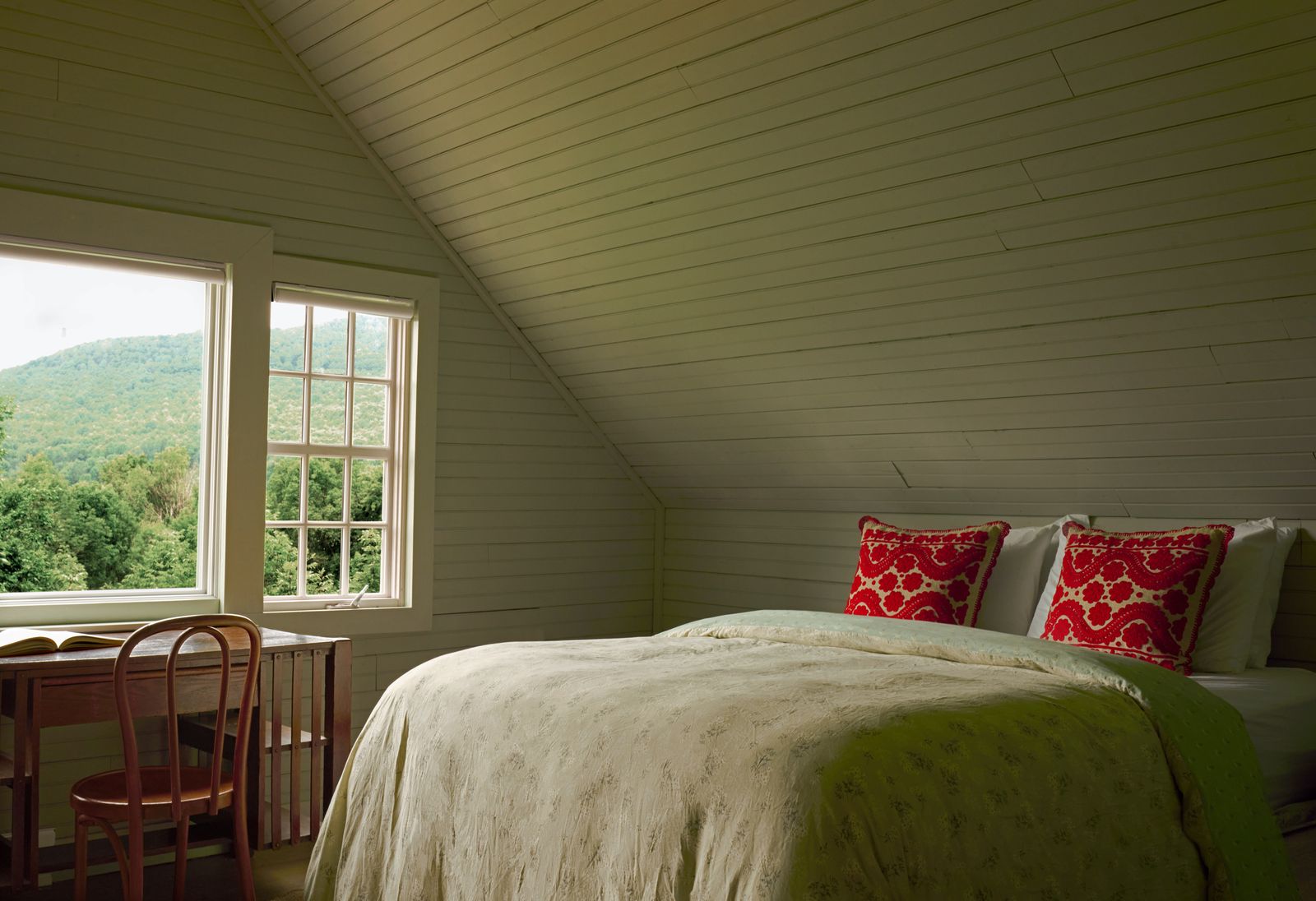 Photo 13 of 16 in Before & After: They Updated a 1980 Catskills Cabin ...