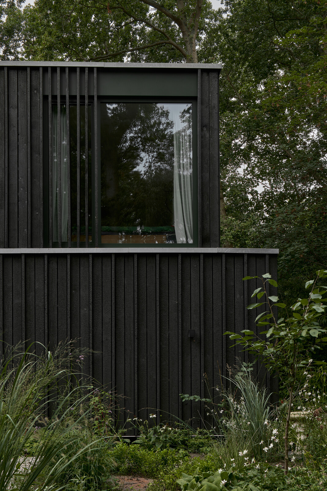 Photo 11 of 19 in Forest House Oostvoorne by Mees Wijnants - Dwell