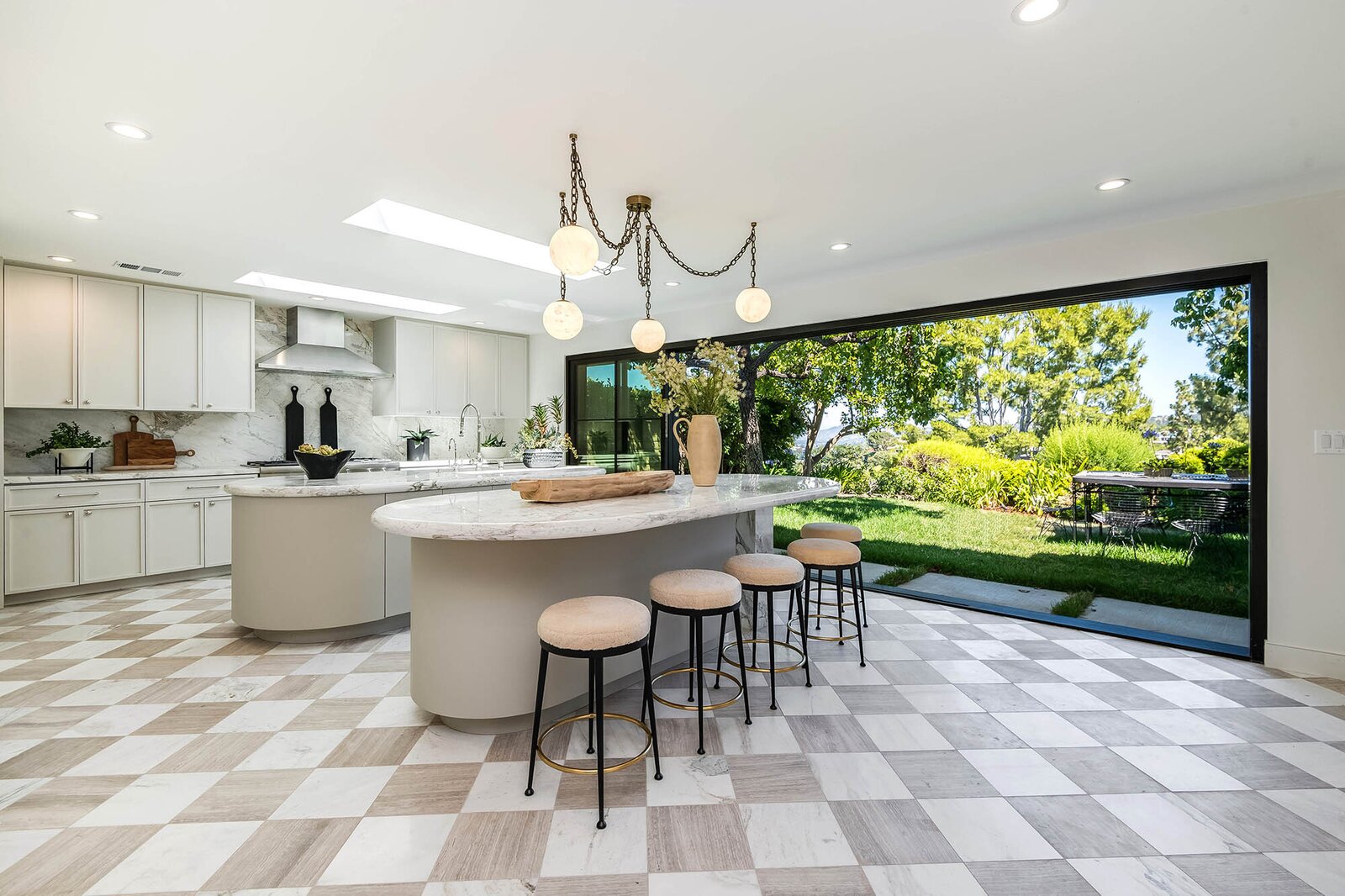 Photo 5 of 11 in The Scarlett Estate by Donovan Healey - Dwell