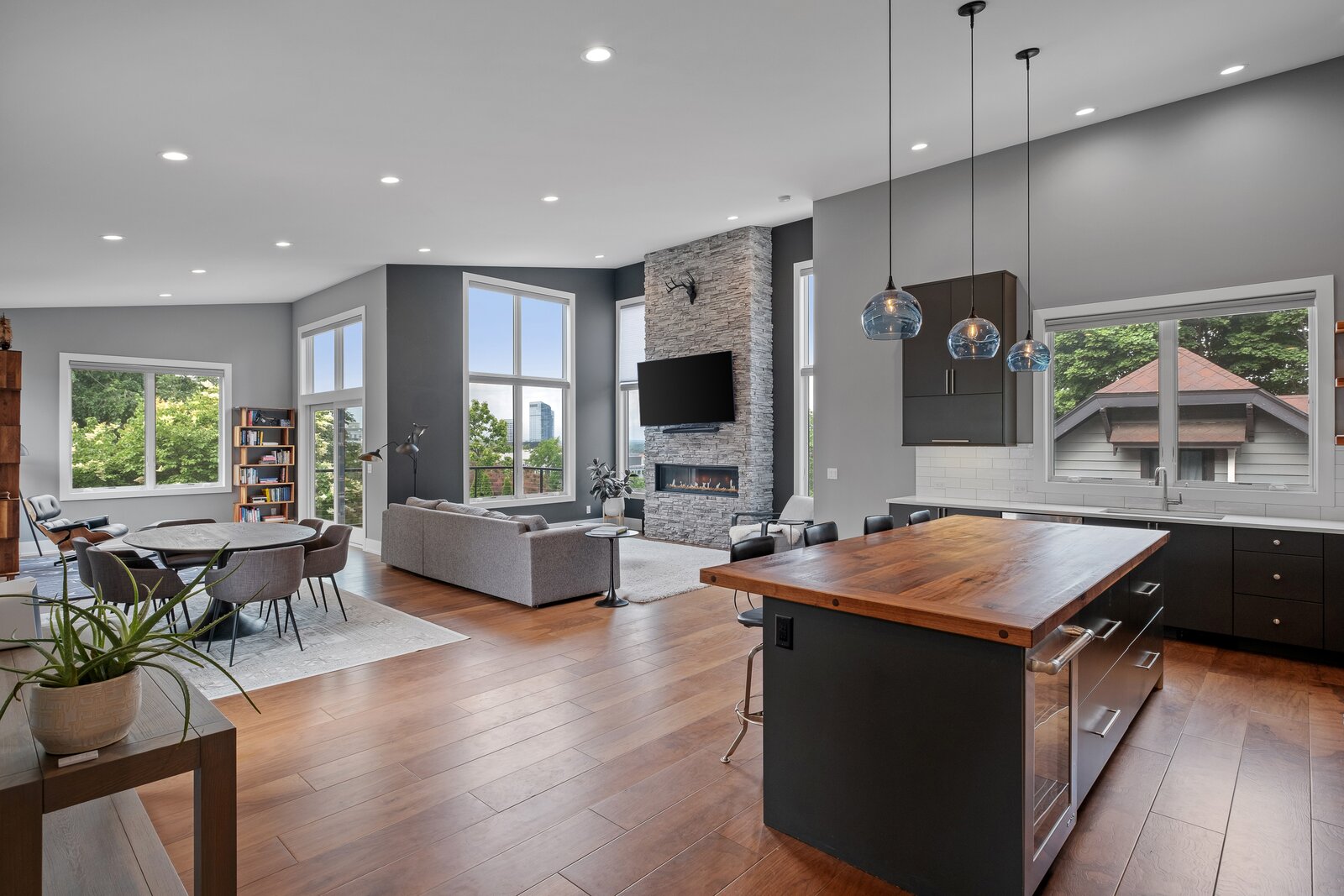 Photo 4 of 21 in Custom Modern with Skyline Views in Belknap Lookout by ...