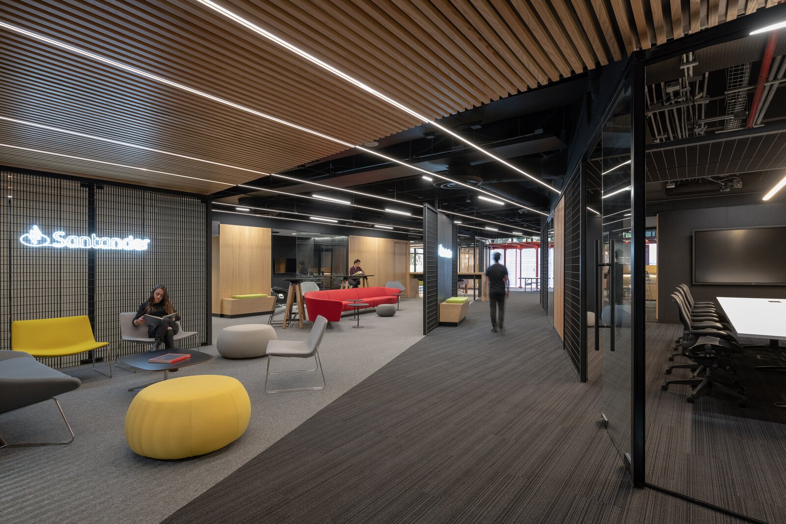 Photo 16 of 25 in Santander Corporate: first phase by CF taller de ...