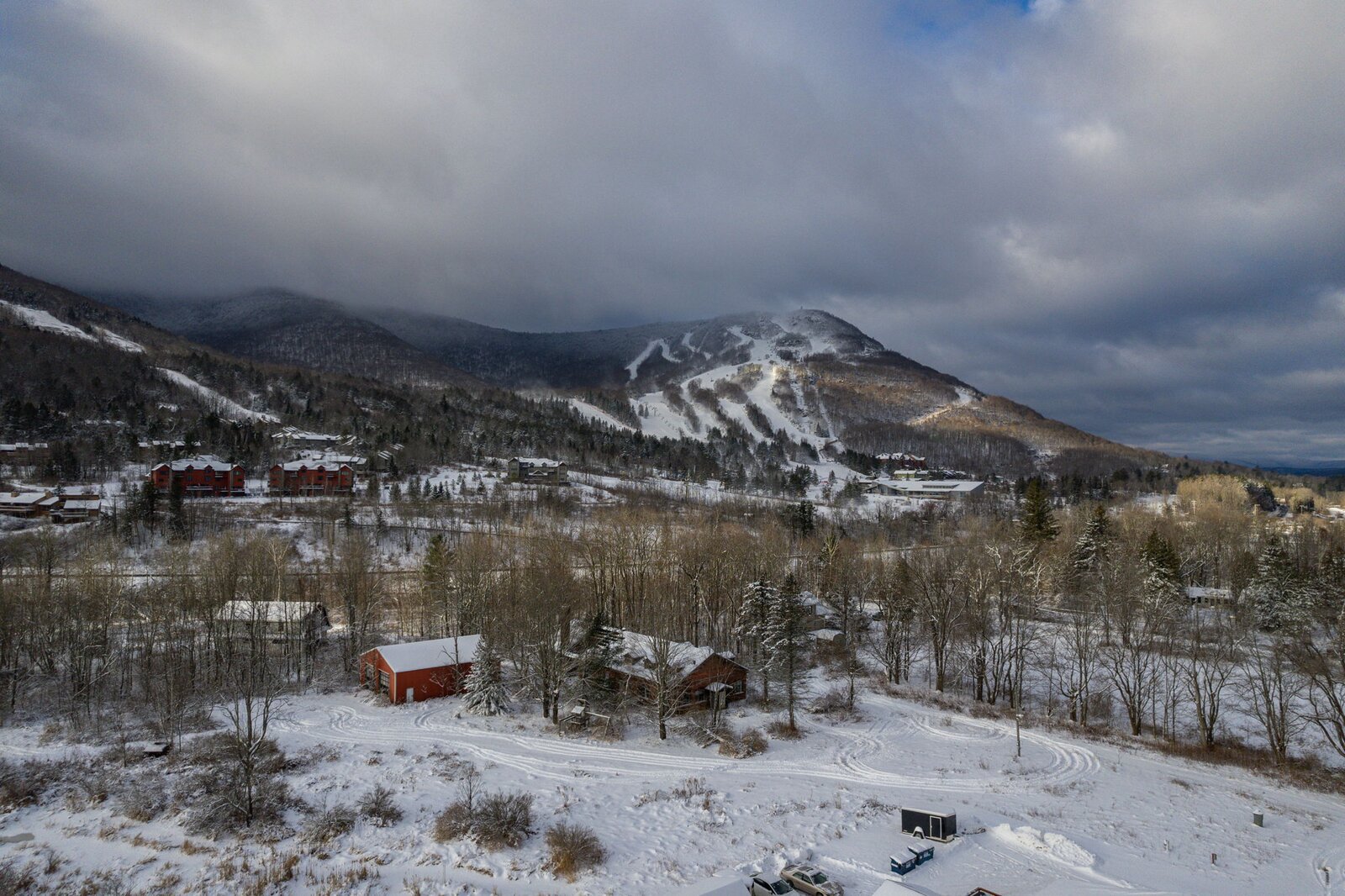 Photo 3 of 17 in Après-ski Chalet at Hunter Mountain by Leslie Foti ...