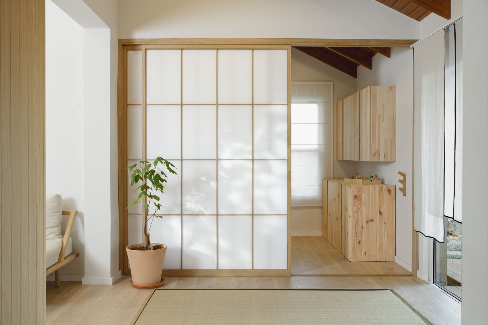Photo 3 of 14 in SHOJI HOUSE by Ofry Yarom - Dwell
