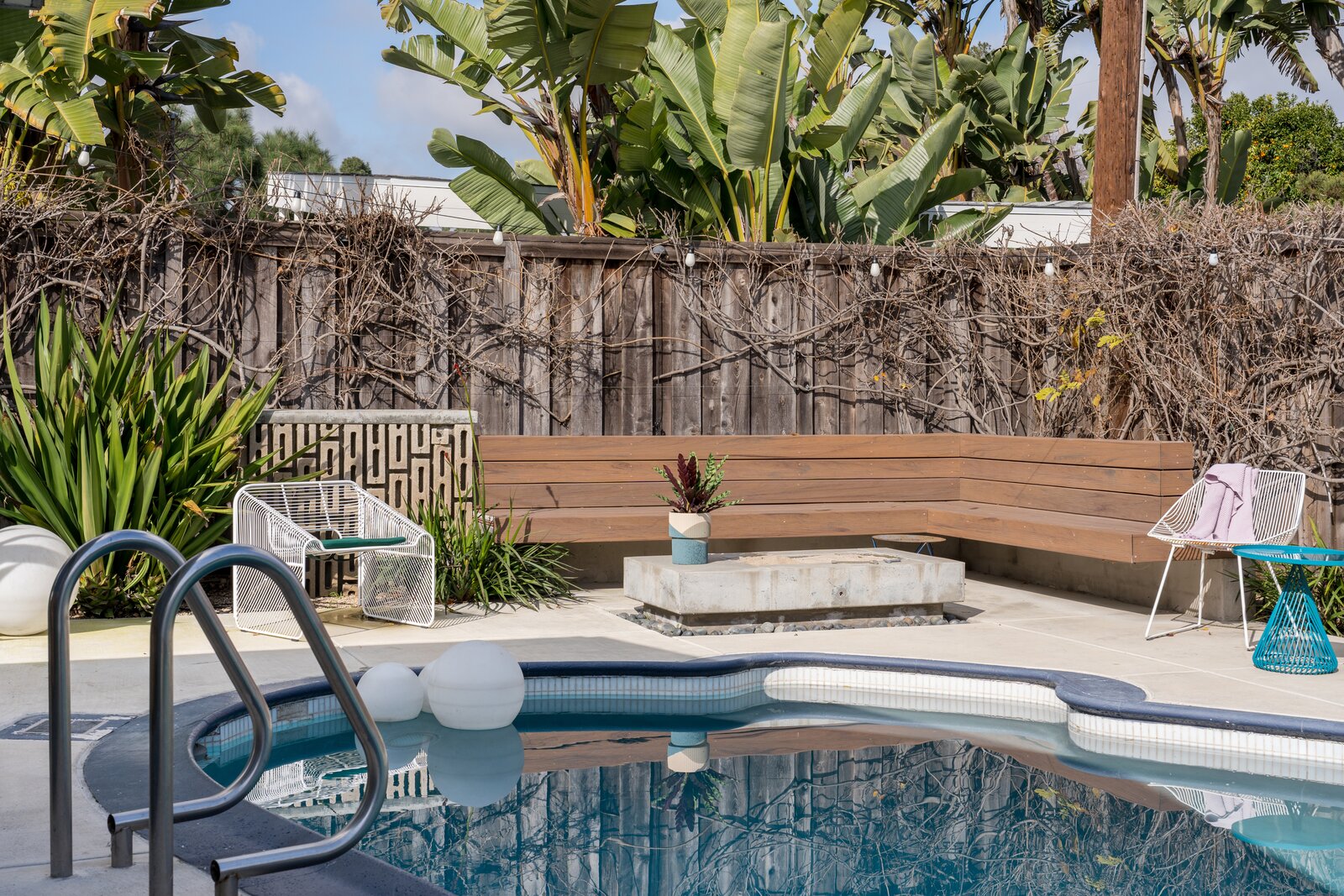 Photo 17 of 24 in The California Cliff May Ranch Home by MELIS SIRVANCI ...