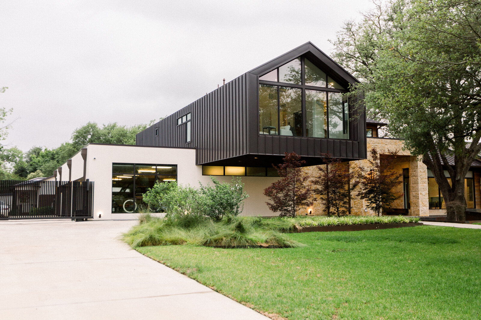 Photo 4 of 24 in Contemporary Living In Preston Hollow by RAM Windows ...