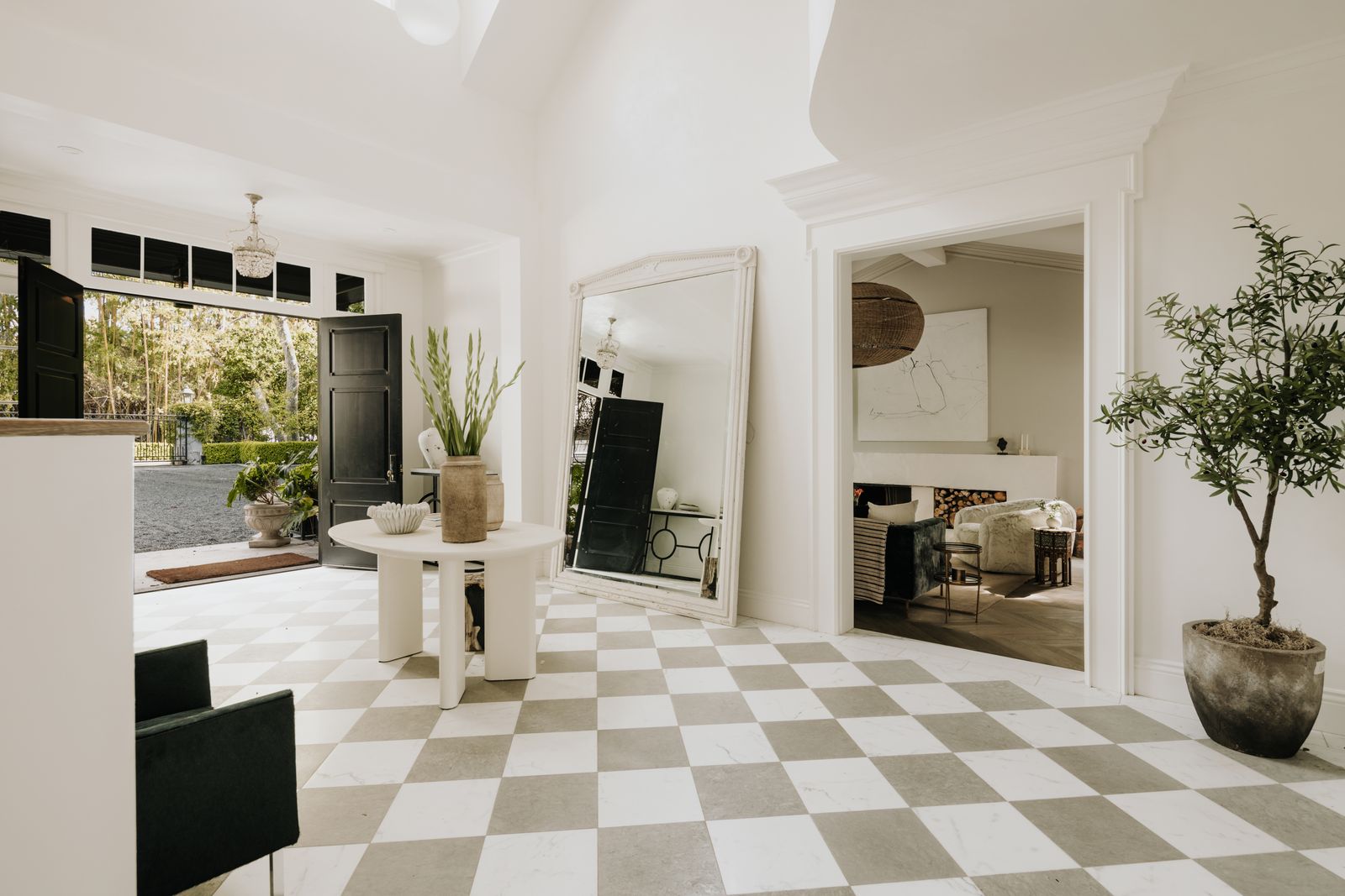 Photo 7 of 22 in A Monochromatic Mansion by Contributor - Dwell