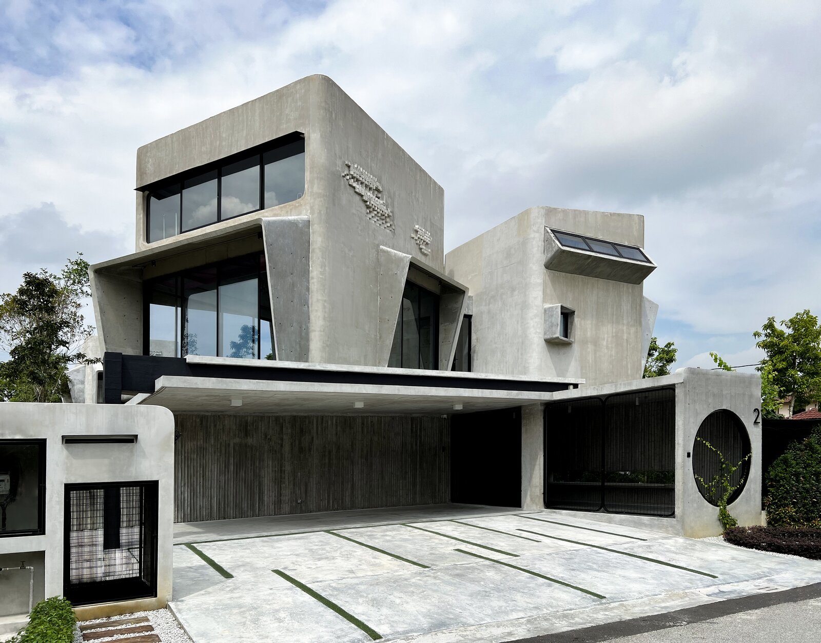 Photo 2 of 34 in Resort Home by O2 Design Atelier Sdn. Bhd. / Choo Poo ...