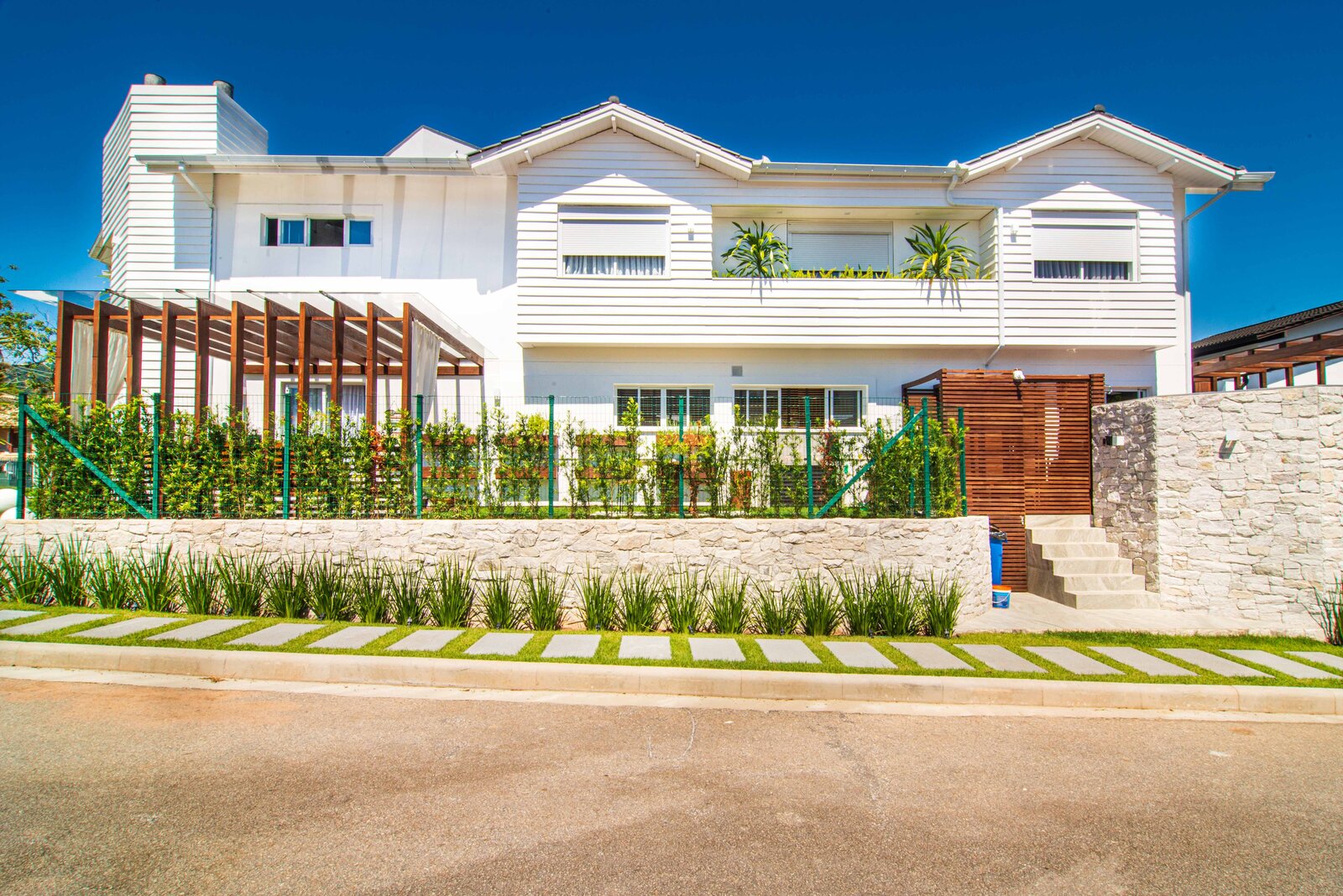 Photo 2 of 11 in Lagoon house in Brazil by Samuel Navarro Serpa - Dwell