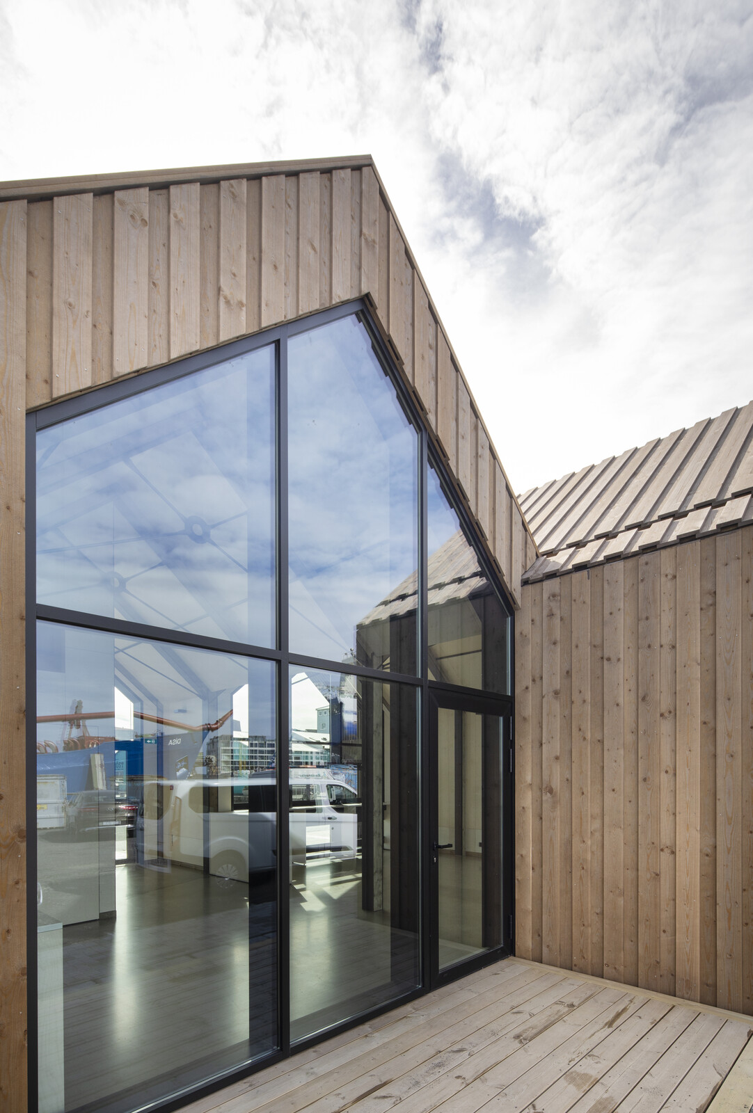 Photo 3 of 12 in Ticket Offices by the Old Harbor by Yrki Architects ...