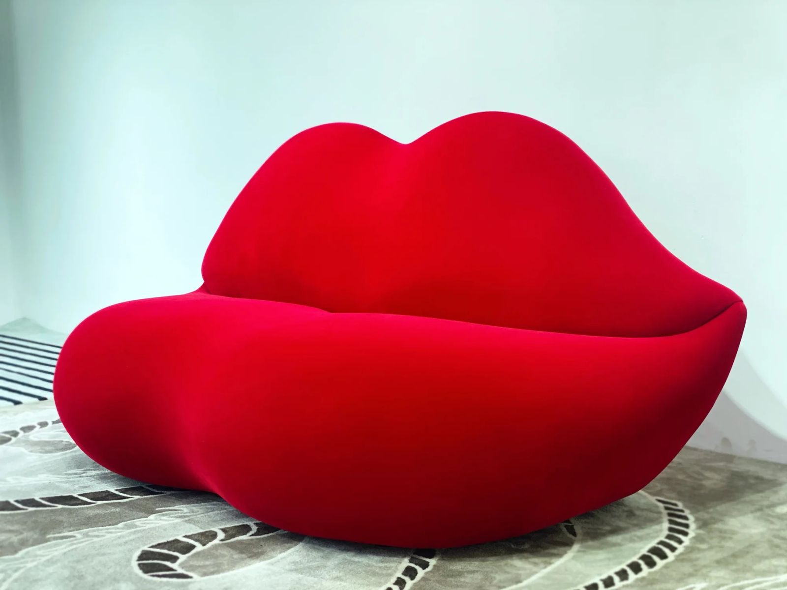 Lips Sofa (9 Photos) - Dwell
