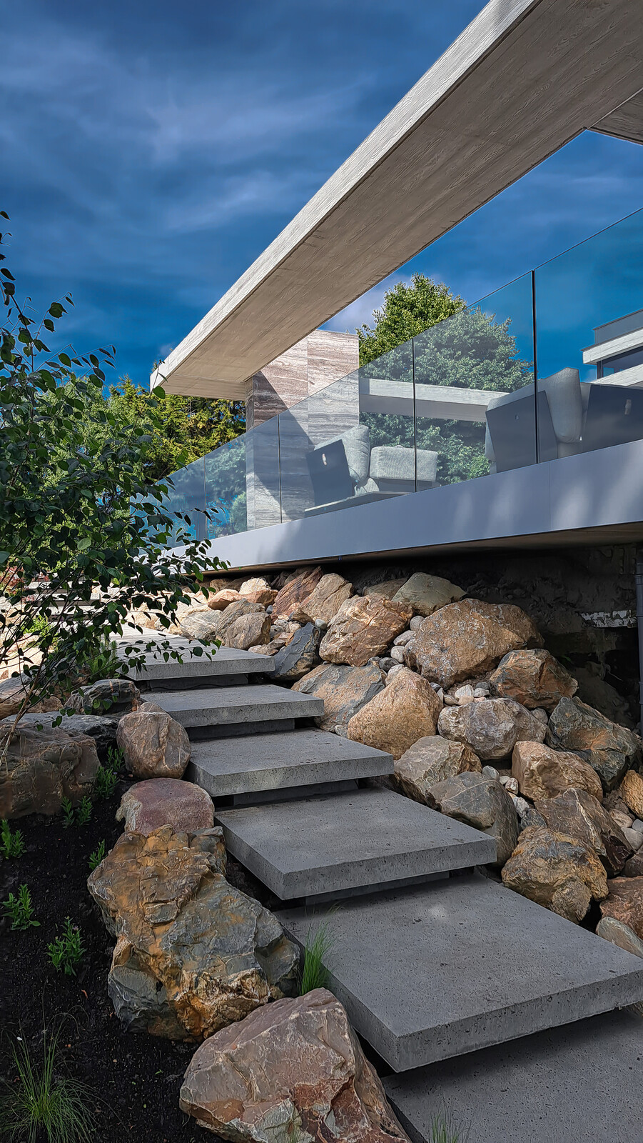 Photo 4 of 11 in Villa on top of a dike by hans kalkhoven - Dwell