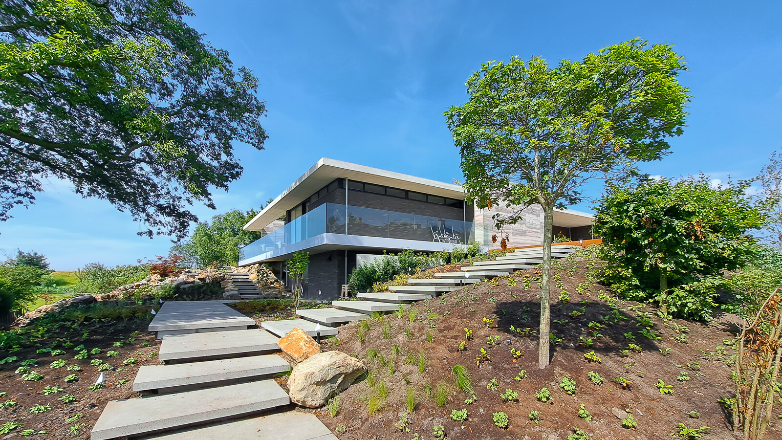 Photo 1 of 11 in Villa on top of a dike by hans kalkhoven - Dwell