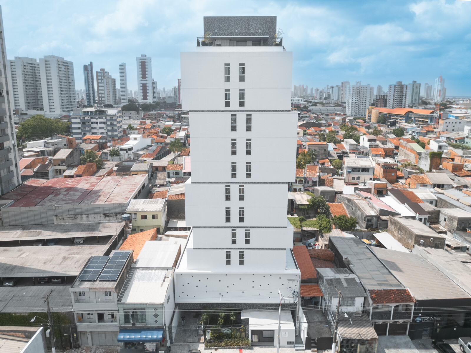 Photo 3 of 11 in Building 17 Cinco Zero by Ari Tomaz - Dwell