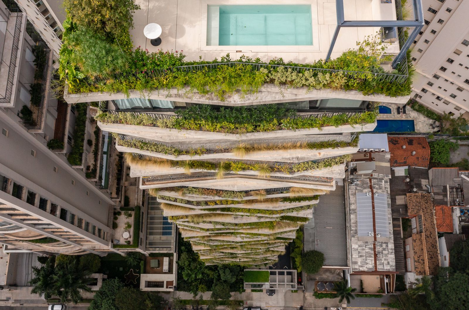 Photo 5 of 34 in Leopoldo 1201 Building Landscaping by Rodrigo Oliveira ...